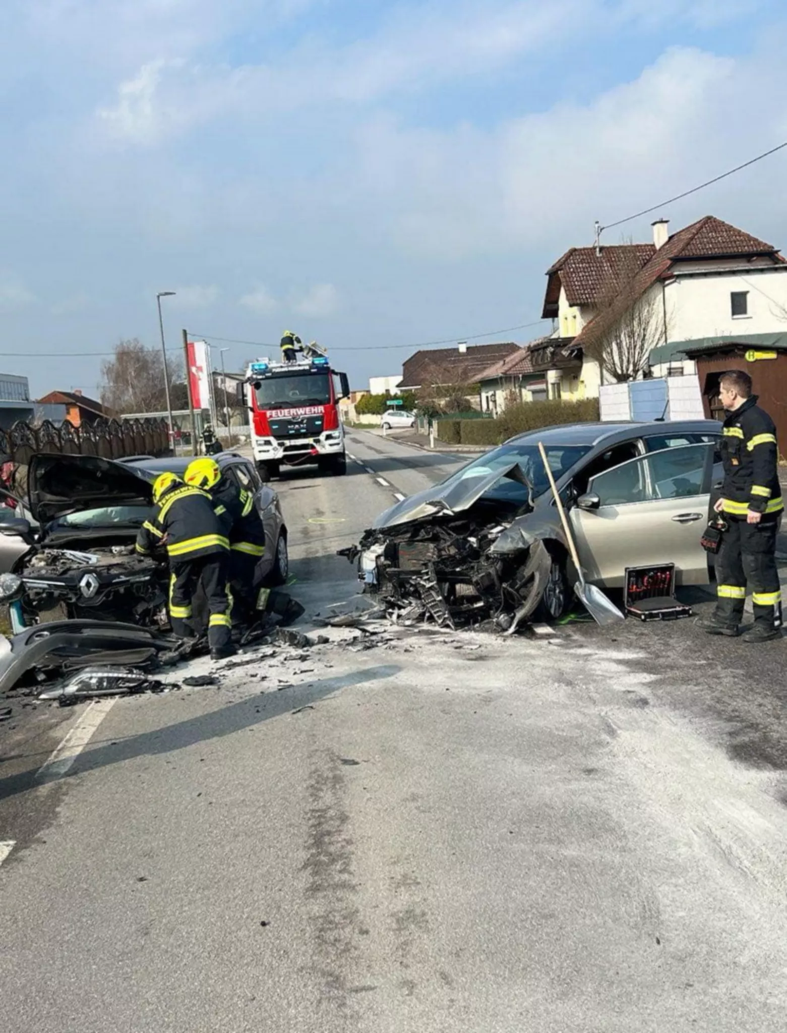 Schwerer Verkehrsunfall: Aufräumarbeiten nach heftigem Crash in Pucking ...