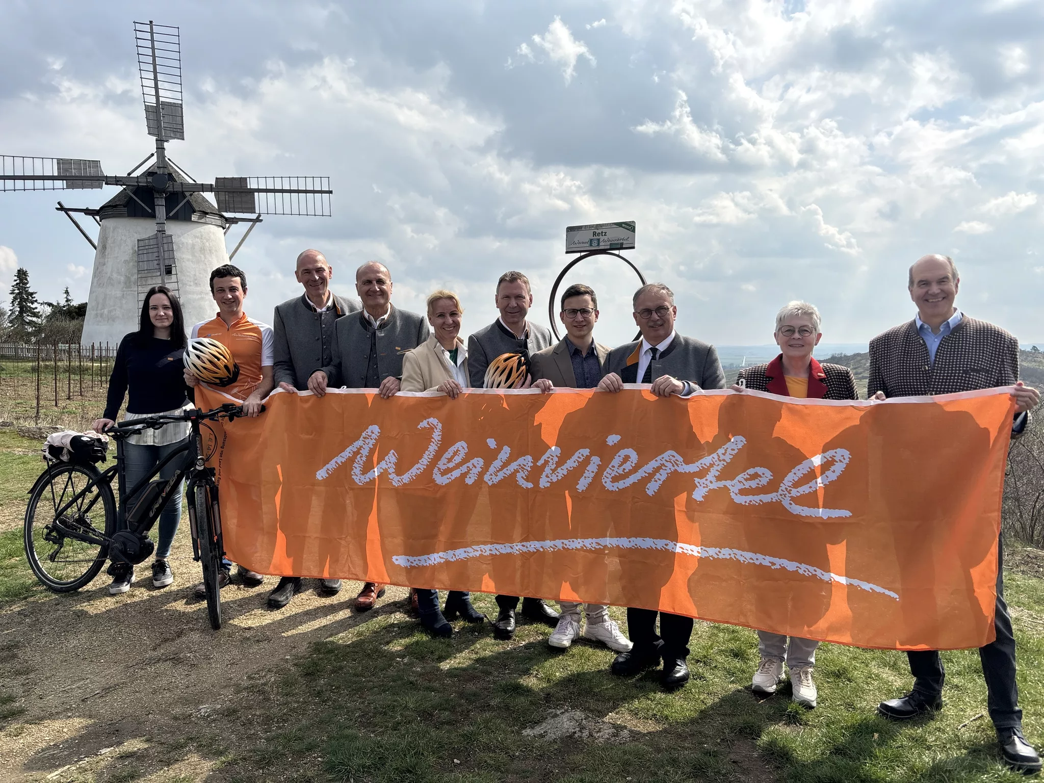 Weinviertel-Fahne in Retz: Mit dem Fahrrad durch die schöne Region ...