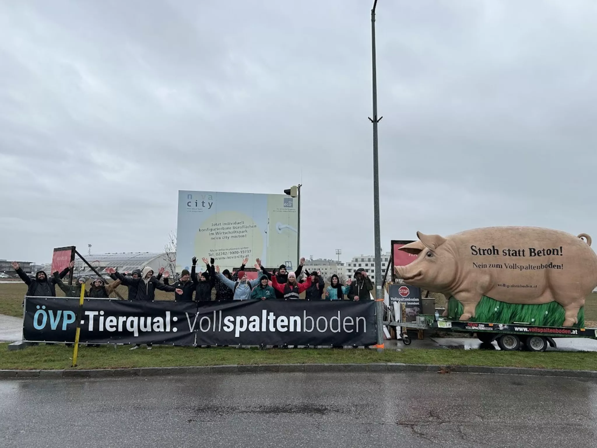 Feiern, während andere leiden: Der VGT beim Bundesparteitag der ÖVP