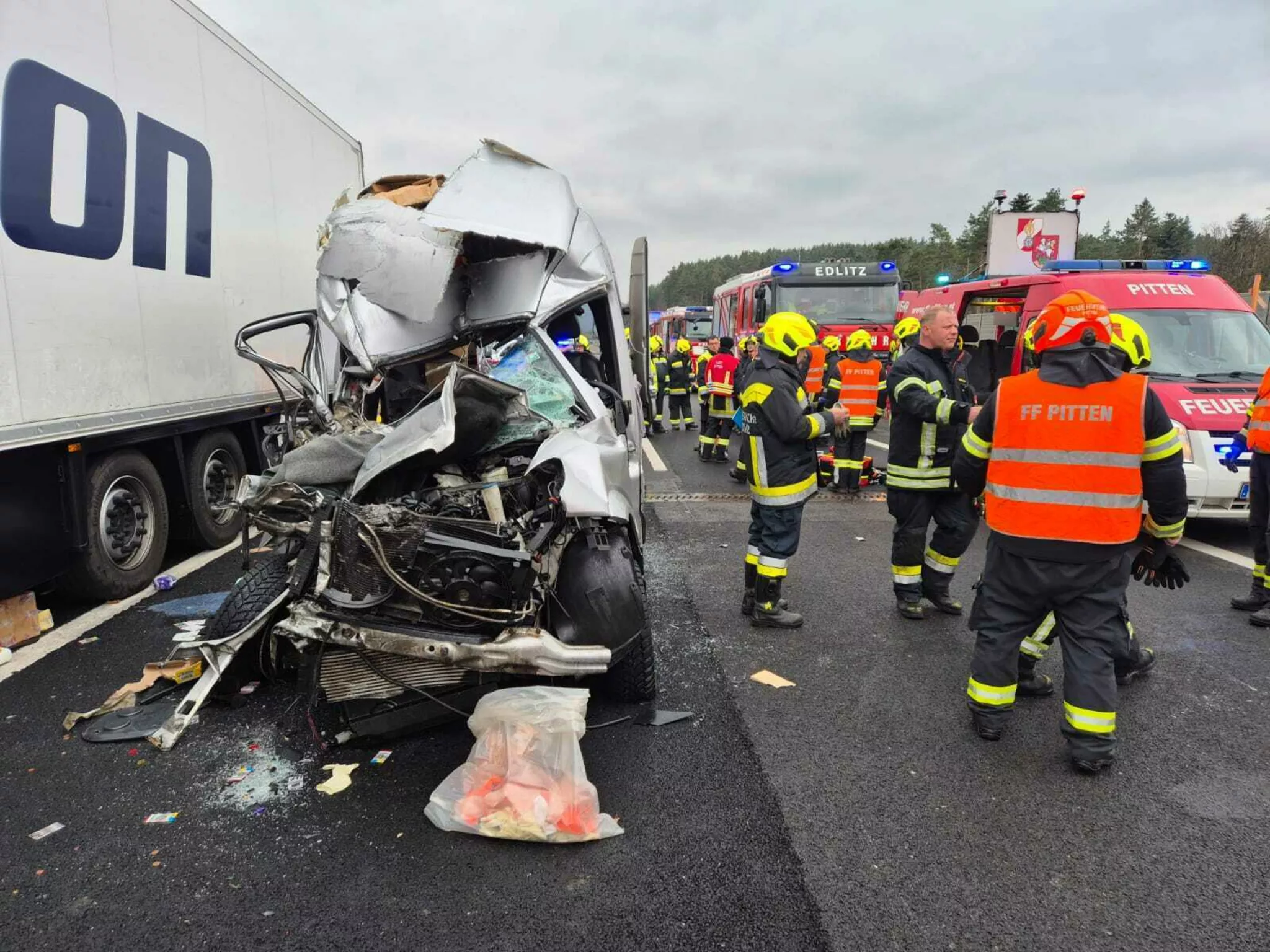 Schwerer Verkehrsunfall auf A2: Lkw fuhr gerade von Parkplatz auf Autobahn - Neunkirchen