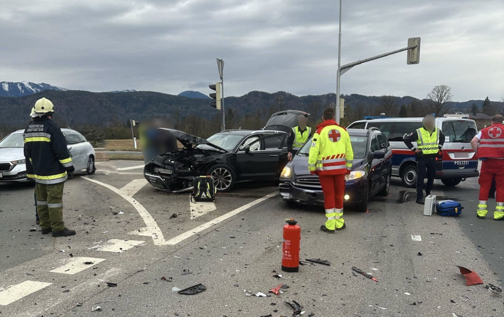 Schwerer Unfall auf B70: Pkw und Lkw krachten zusammen - Drei Verletzte - Klagenfurt Land