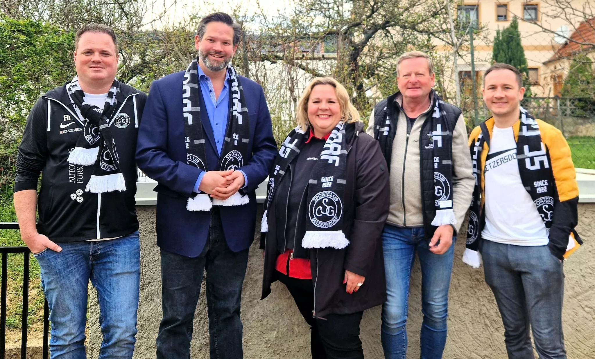 Fußball in Getzersdorf: Europaabgeordneter Lukas Mandl kickt an ...