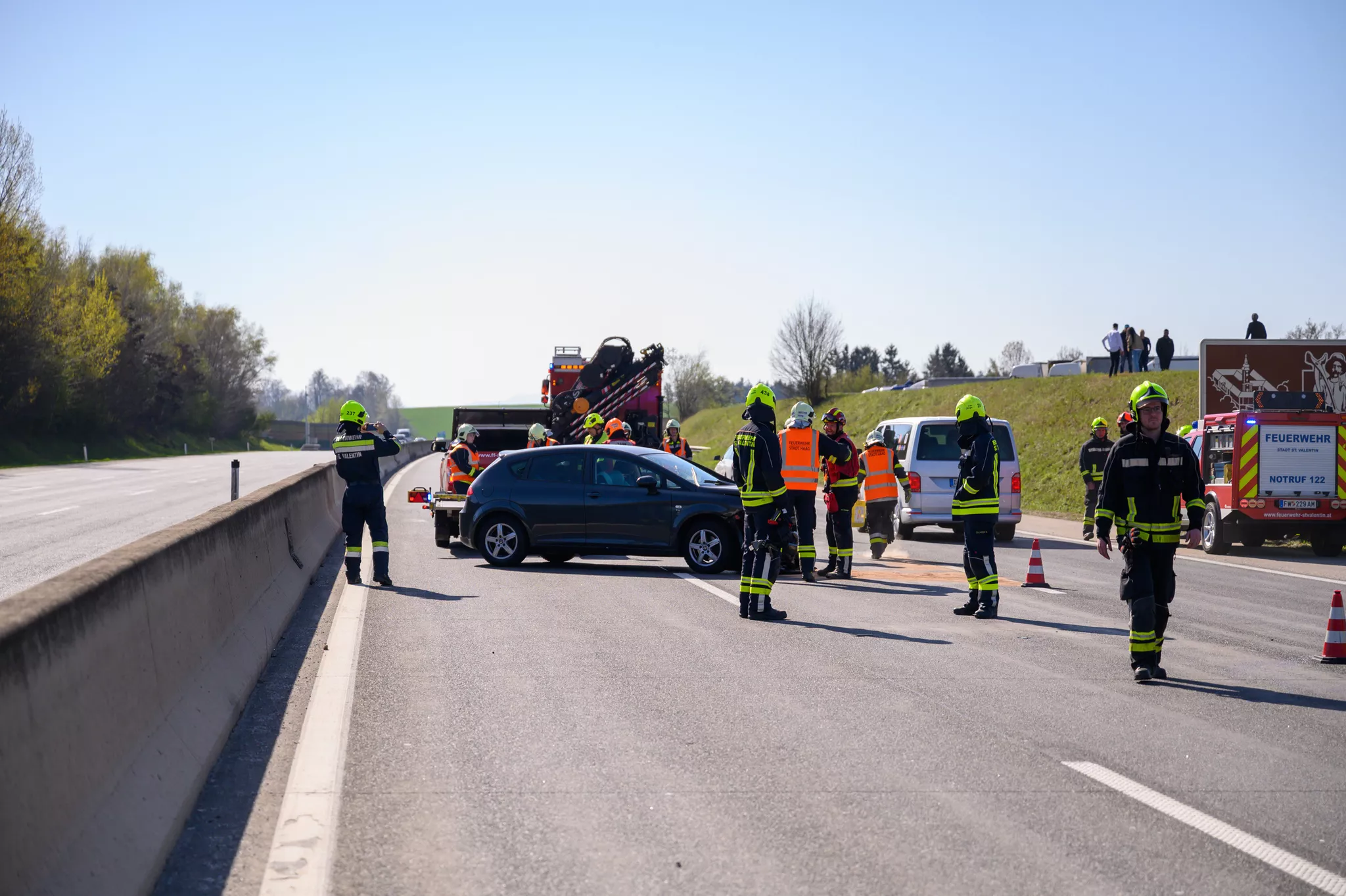 Kilometerlanger Rückstau: Mehrere Verletzte bei Verkehrsunfall auf der A1 - Enns