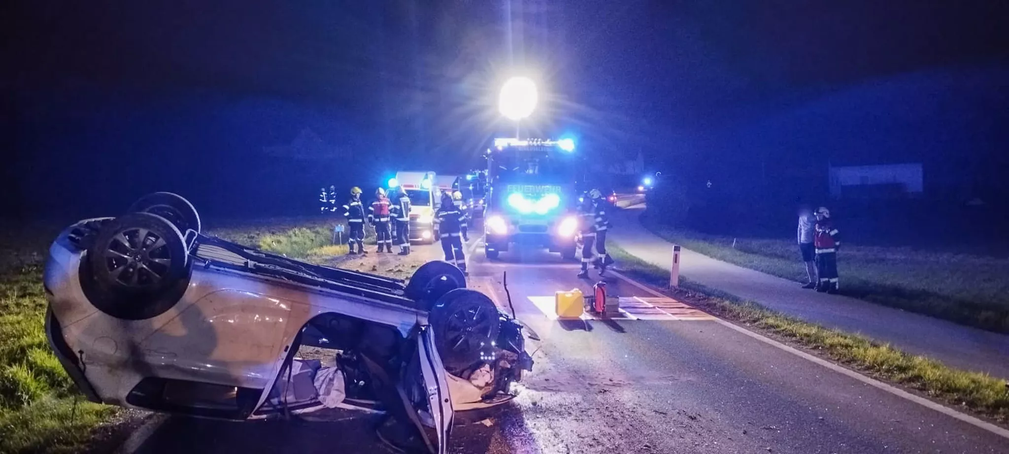 Auto landete auf dem Dach: Alko-Lenker nach Überschlag schwer verletzt - Grieskirchen & Eferding