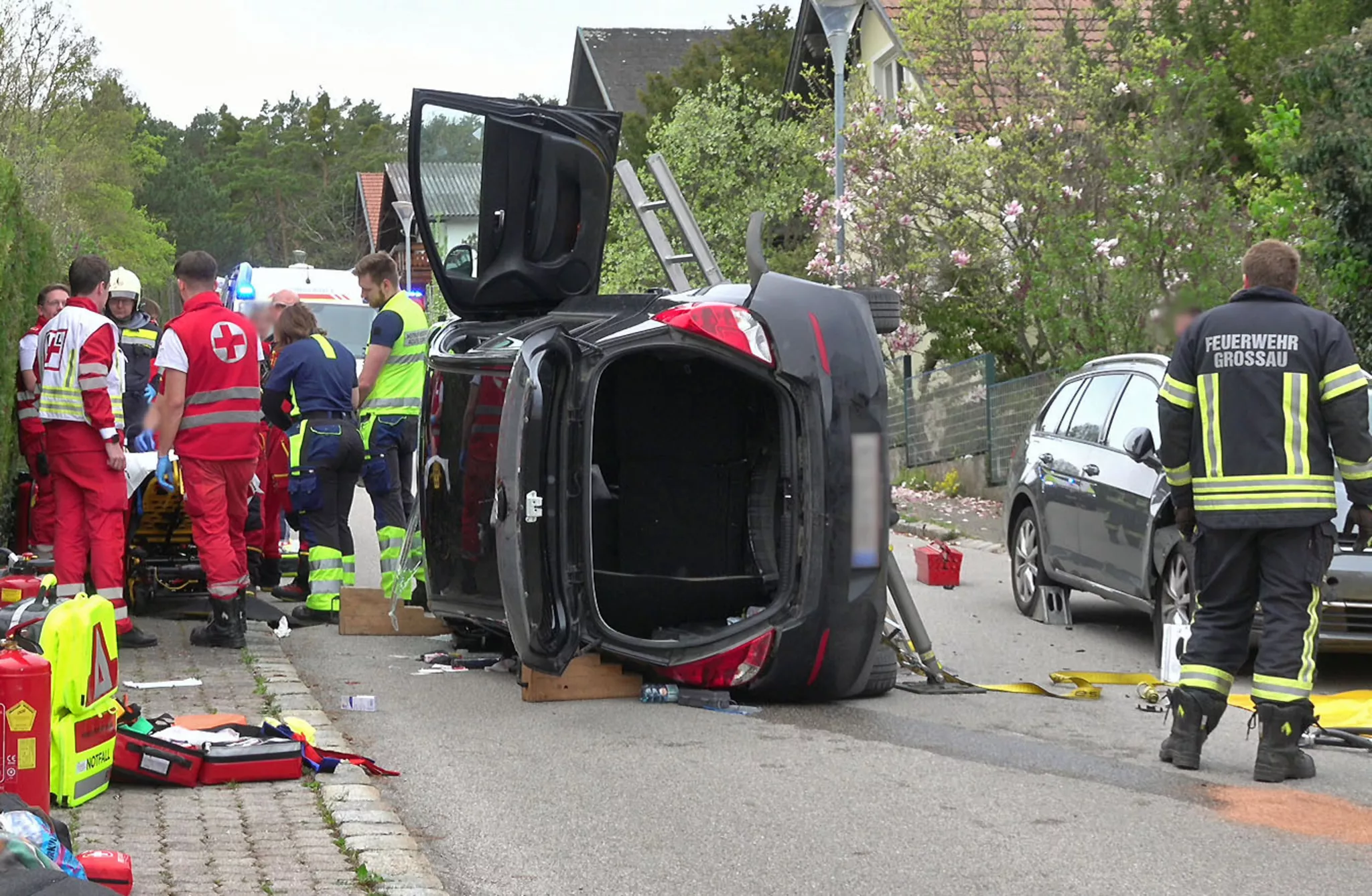 Unfall in Großau, Bad Vöslau: Lenker aus umgestürztem Wagen befreit - Baden