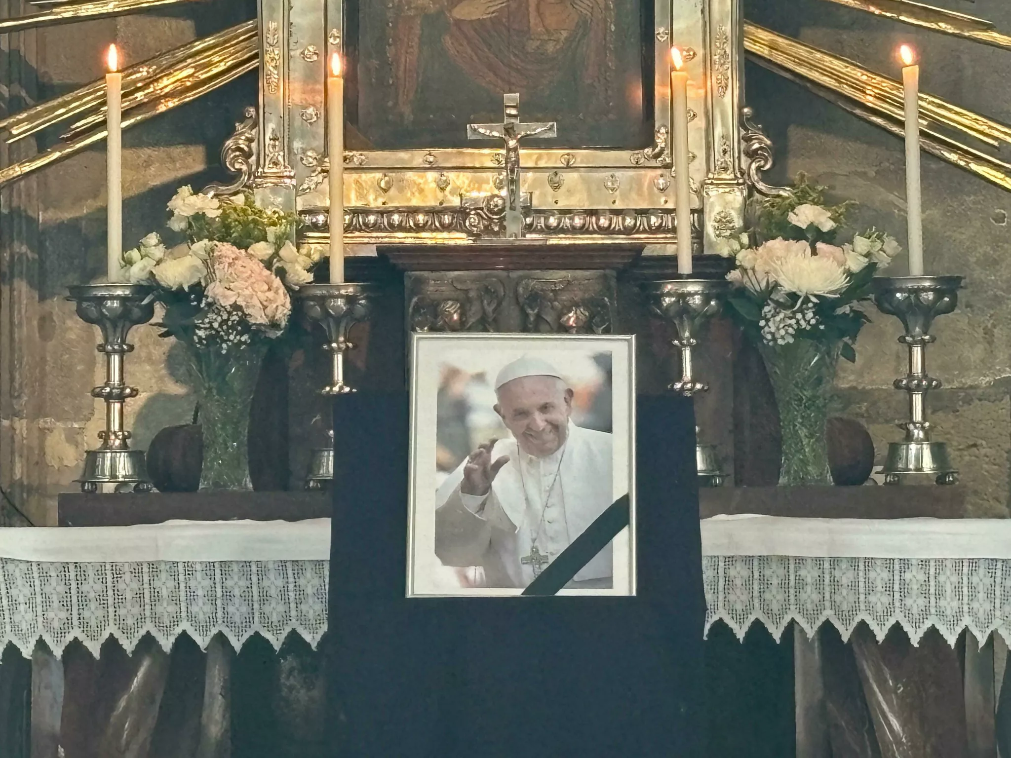 Bildergalerie: Hunderte trauern im Stephansdom um Papst Franziskus - Wien