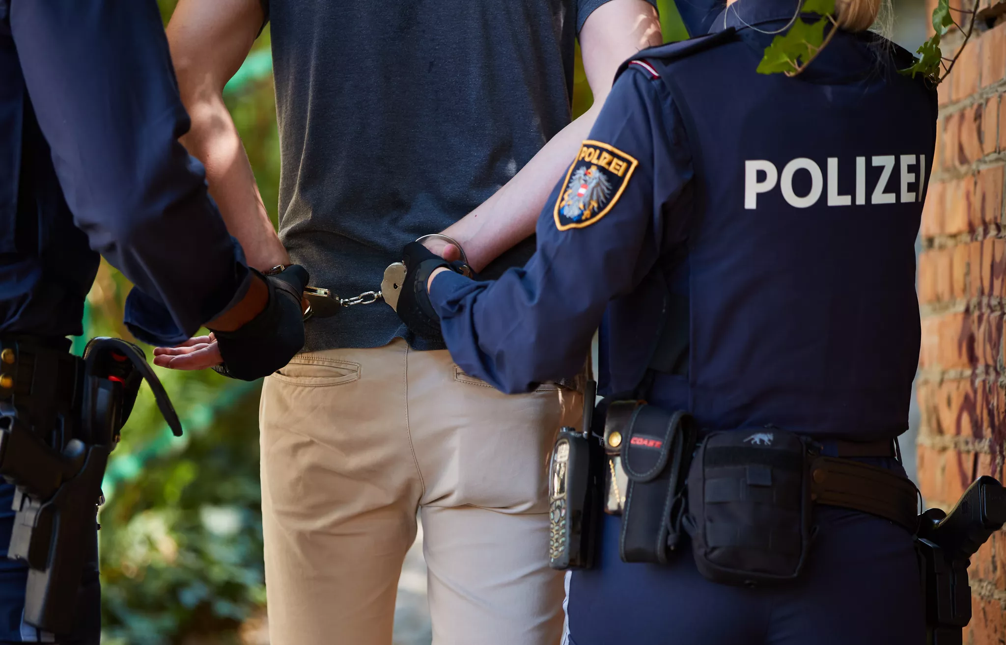 Nach Tankstellen-Raub: 22-Jähriger schlug Polizistin und randalierte in ...