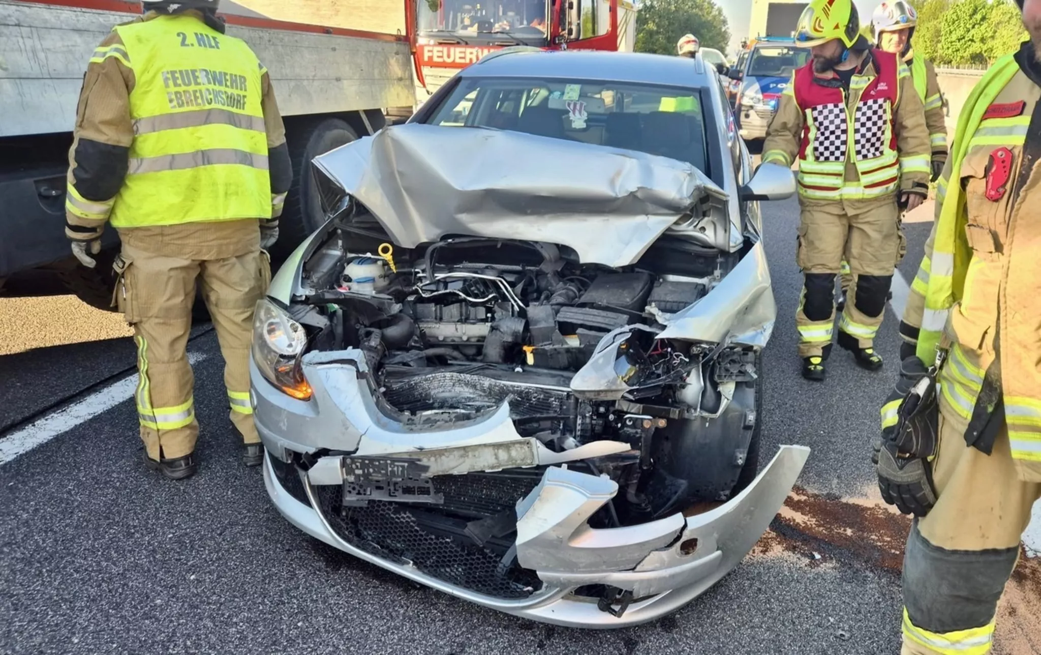 Bezirk Baden: Auffahrunfall auf der A3 & Müllcontainer in Flammen - Baden
