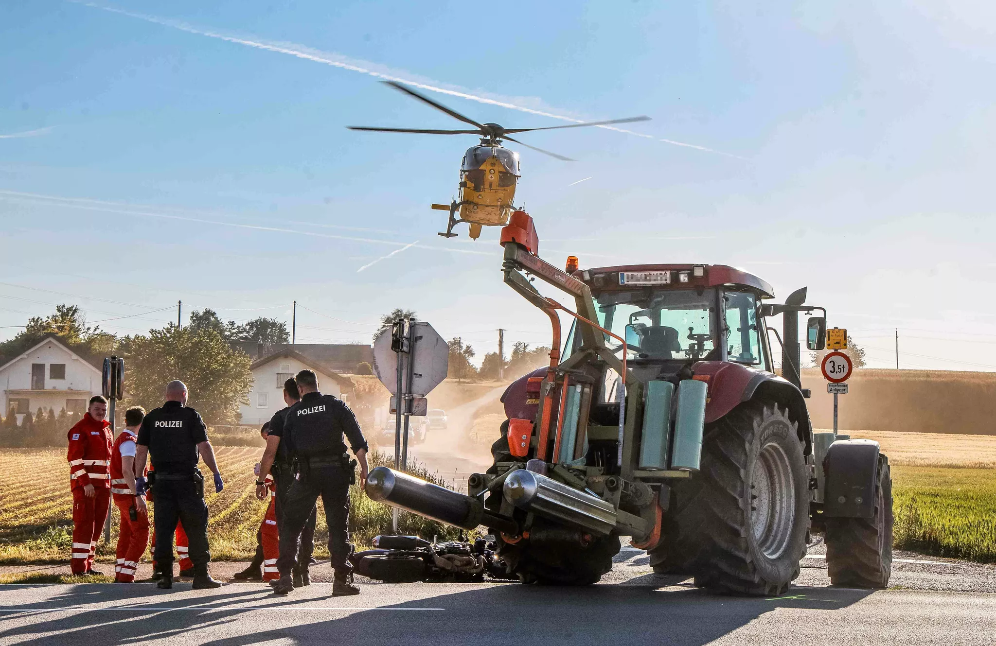 Schwerer Unfall in Burgkirchen: Motorradfahrer kracht gegen Traktor - Braunau
