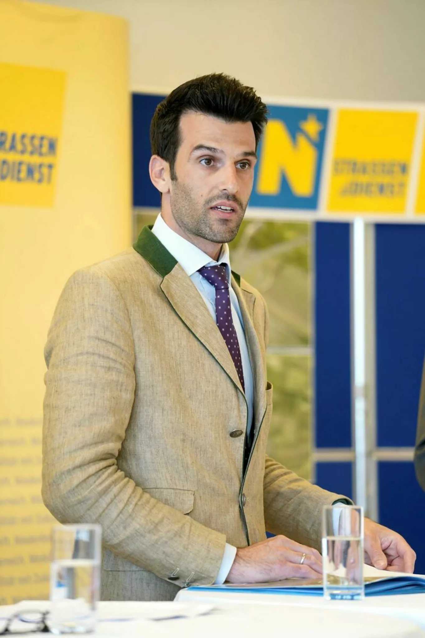 Niederösterreich: Udo Landbauer - Respekt für den Straßendienst ...