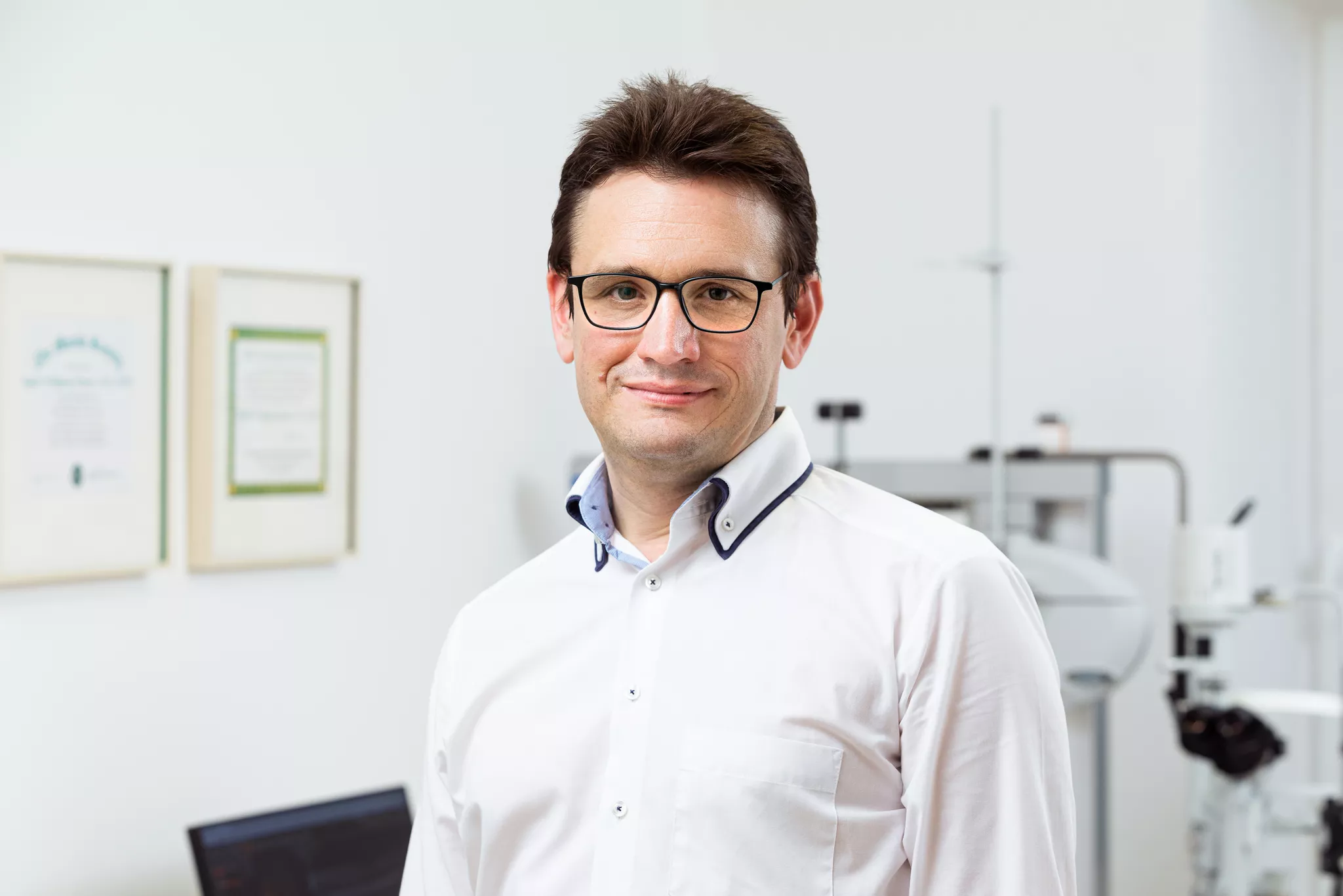 Dr. Strauß nimmt neue Patienten auf: Augenordination feiert erstes ...