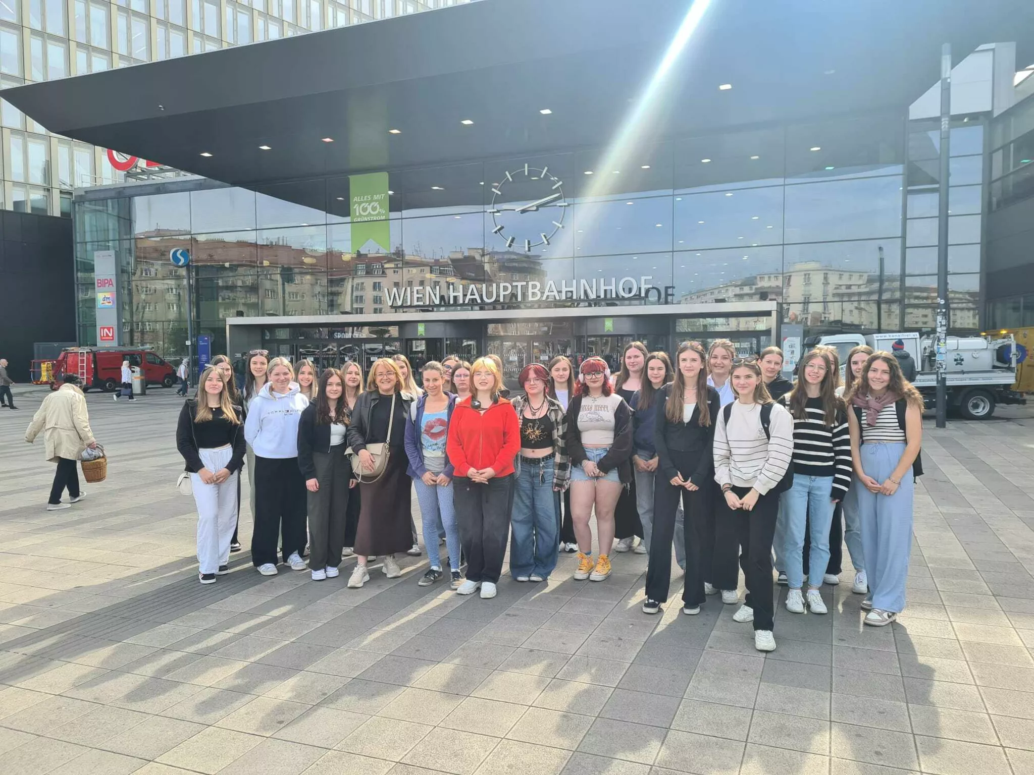 Exkursion nach Wien: HLW Pinkafeld besucht Hauptbahnhof und FLiP - Oberwart