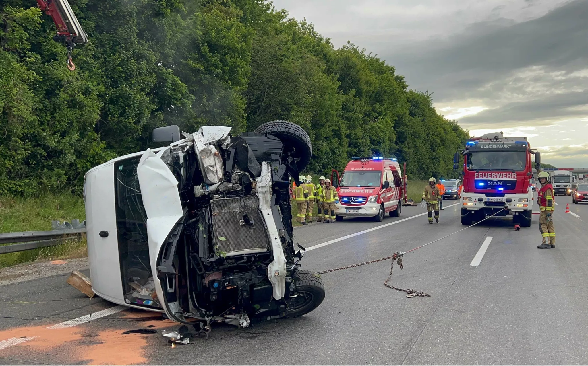 A1 bei Blindenmarkt: Lieferwagen überschlägt sich nach Crash mit LKW - Amstetten