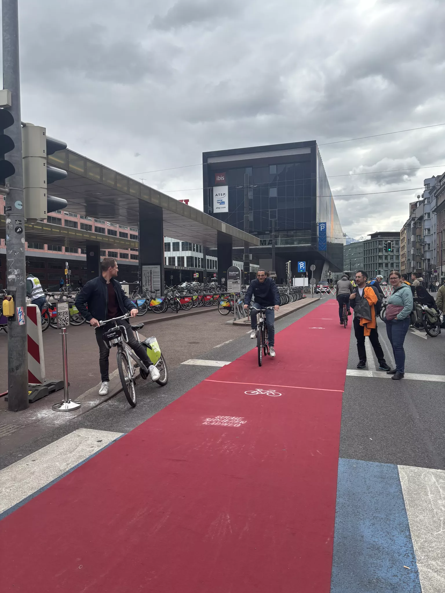 Pop-up-Radweg: Roter Teppich für Radfahrende ausgerollt - Innsbruck