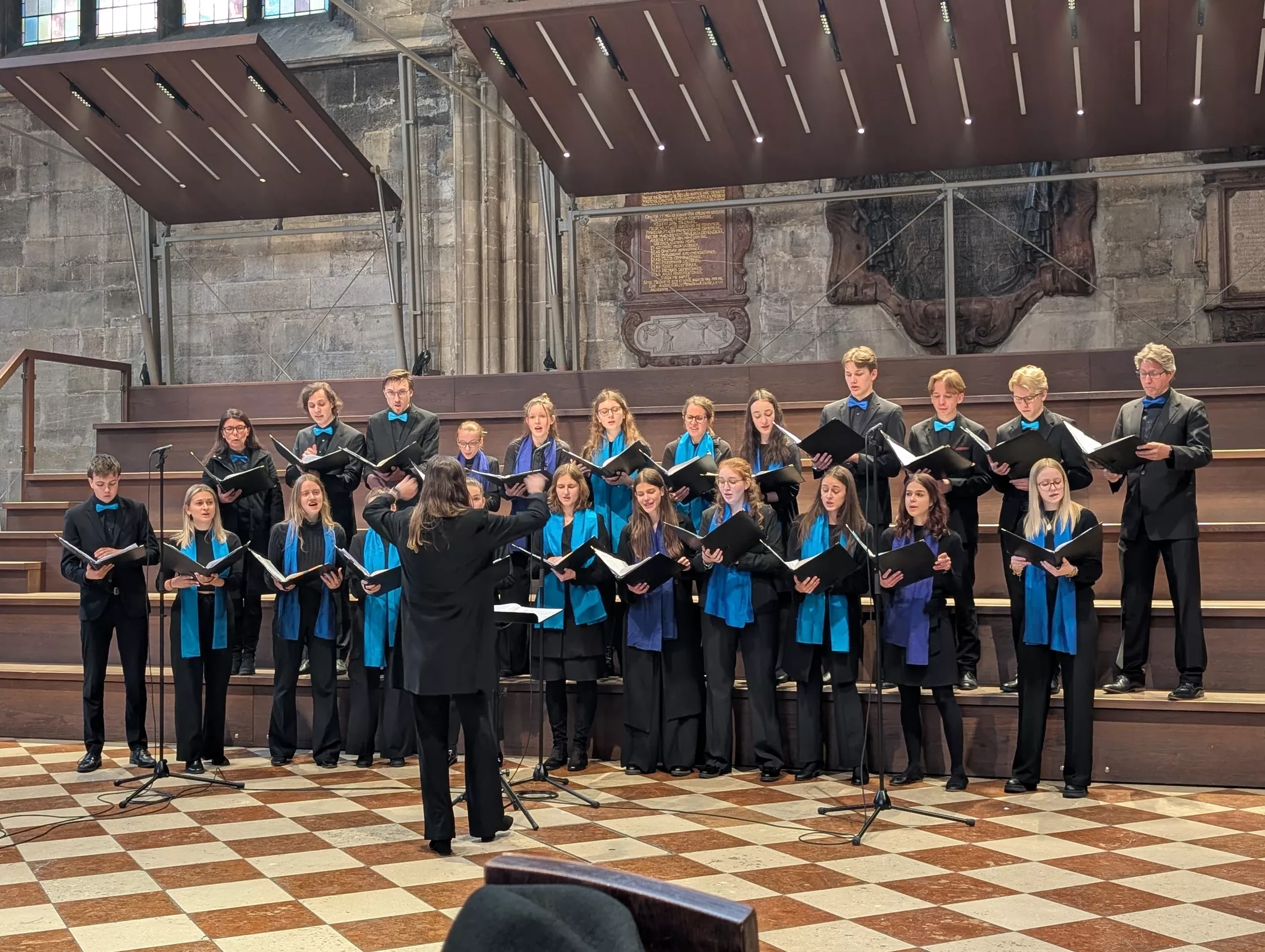 Perchtoldsdorfer Chor gestaltete Messe: Singen im Stephansdom - Mödling