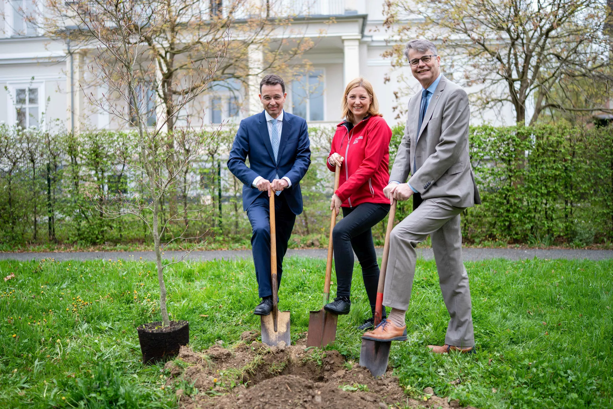 Evangelische Kirche und Caritas: Baum mit Zeitkapsel wurde gepflanzt ...