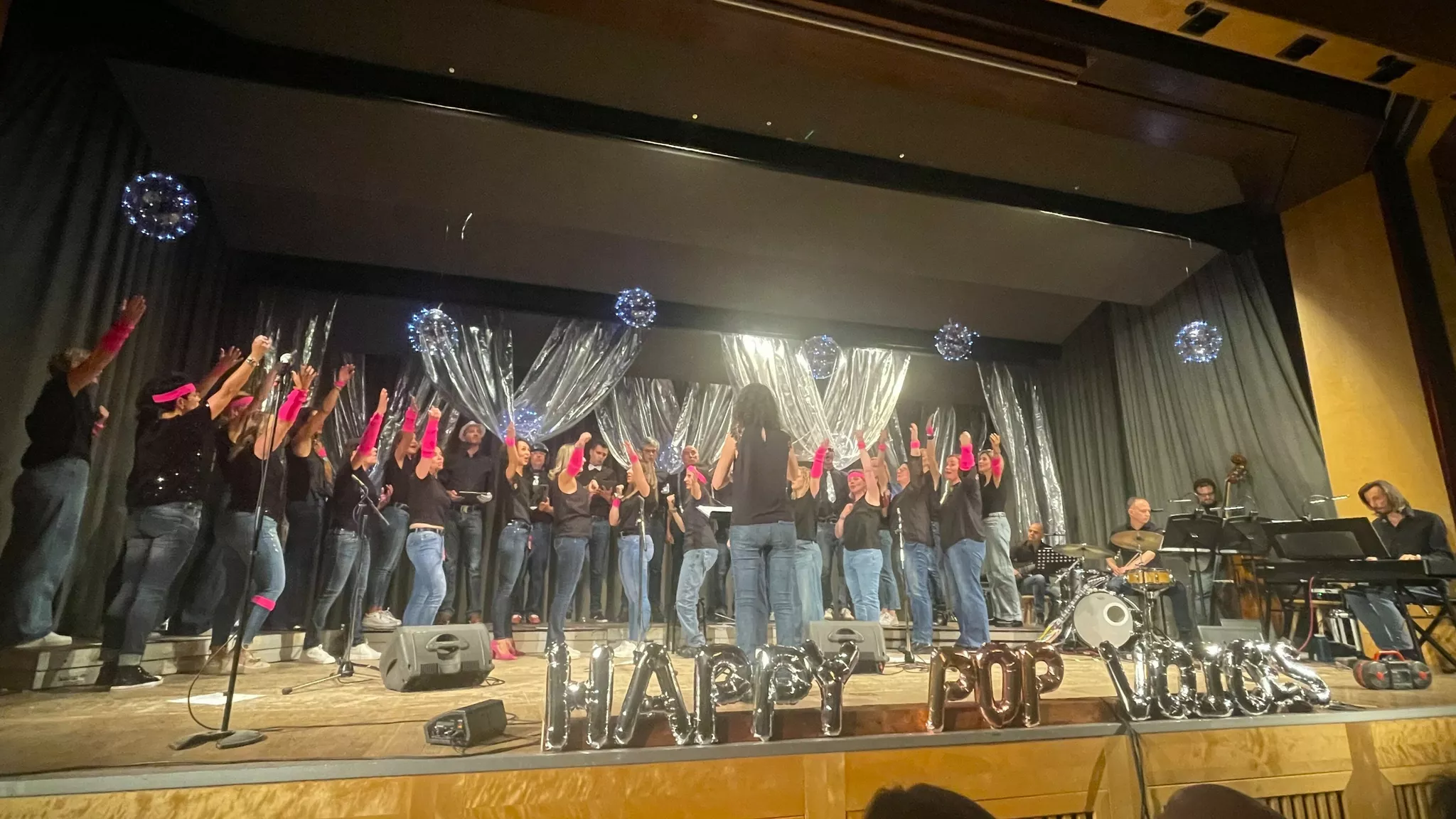 Fulpmes: Jubel bei ausverkauftem "Pop Chor:n-Konzert" der Happy Voices - Stubai-Wipptal