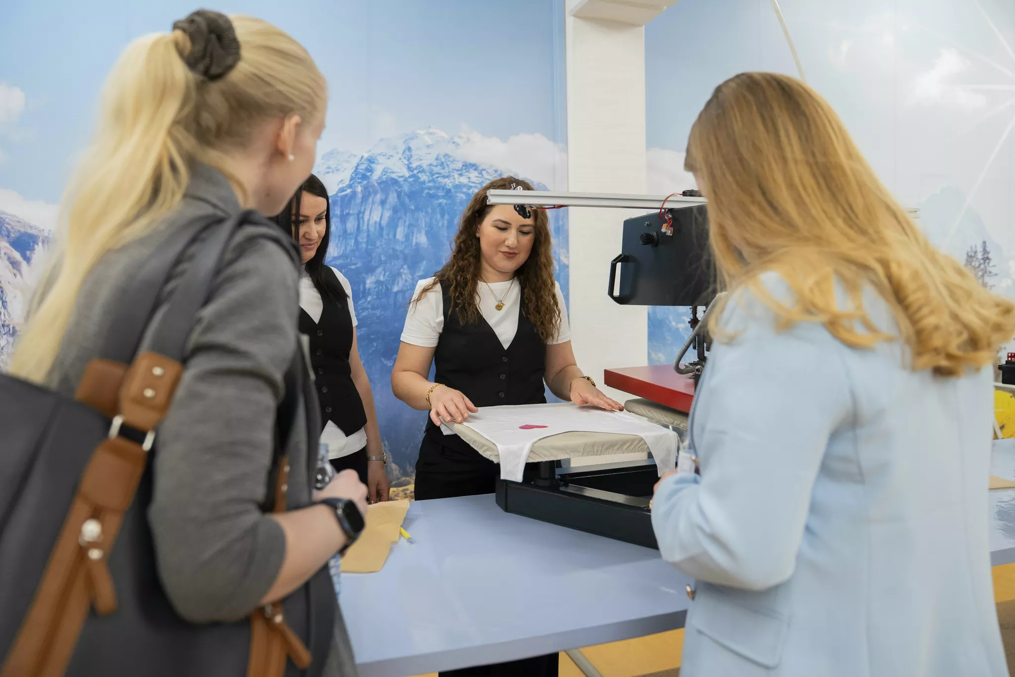Werbeworkshop: Junge Wirtschaft Ried besuchte Druckstore Bernard - Ried