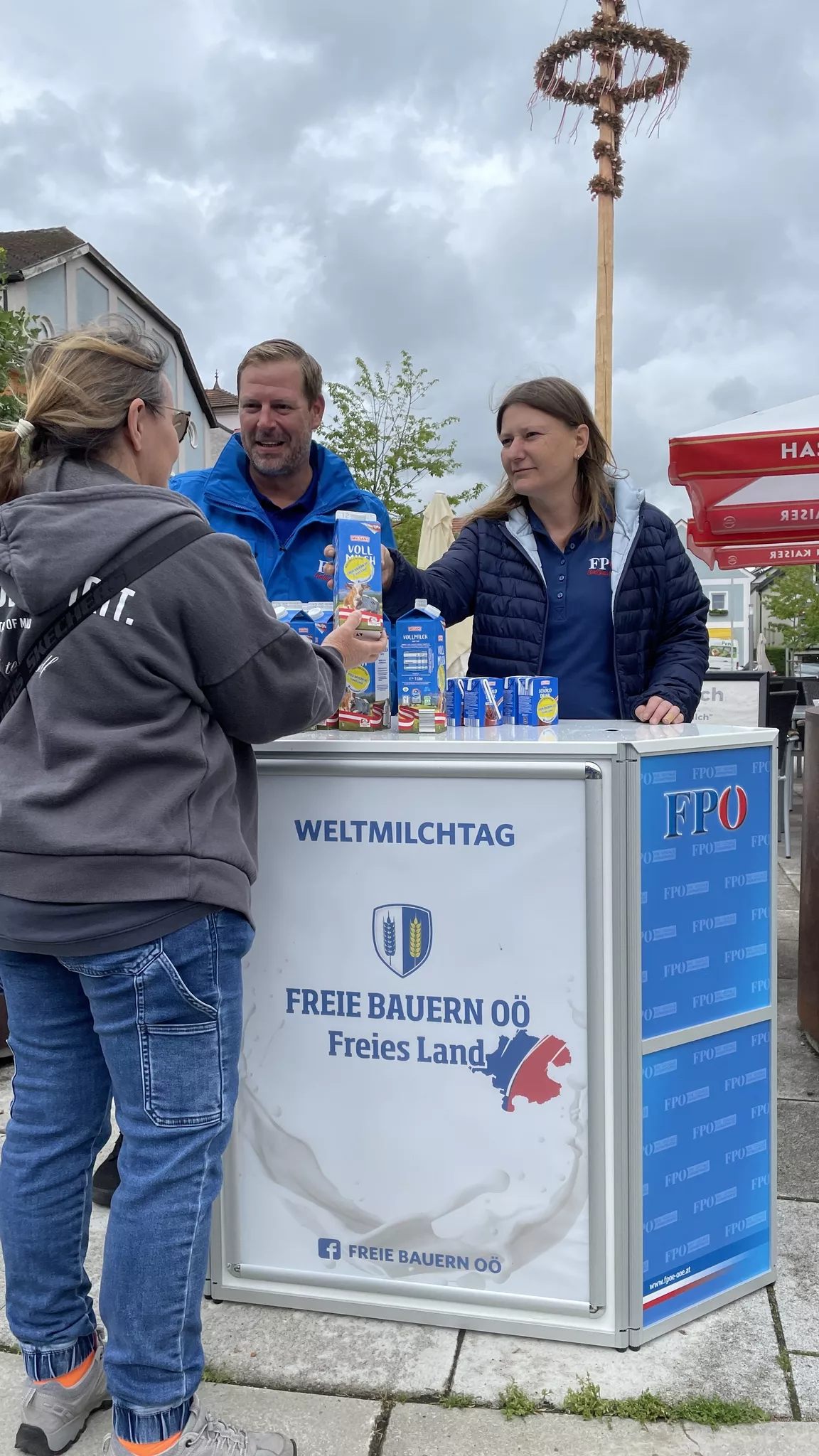 Weltmilchtag: FPÖ Gallneukirchen verteilte Milchprodukte und sagt „Danke“ - Urfahr-Umgebung