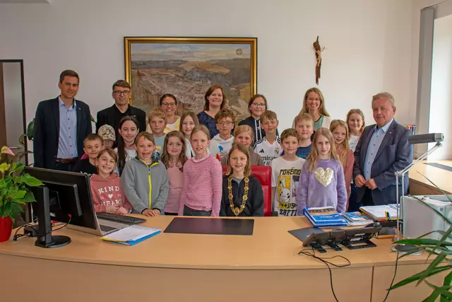 Schul-News: Stadtamtführung, Workshop, NÖ-Trophy-Sieger und Gütesiegel ...
