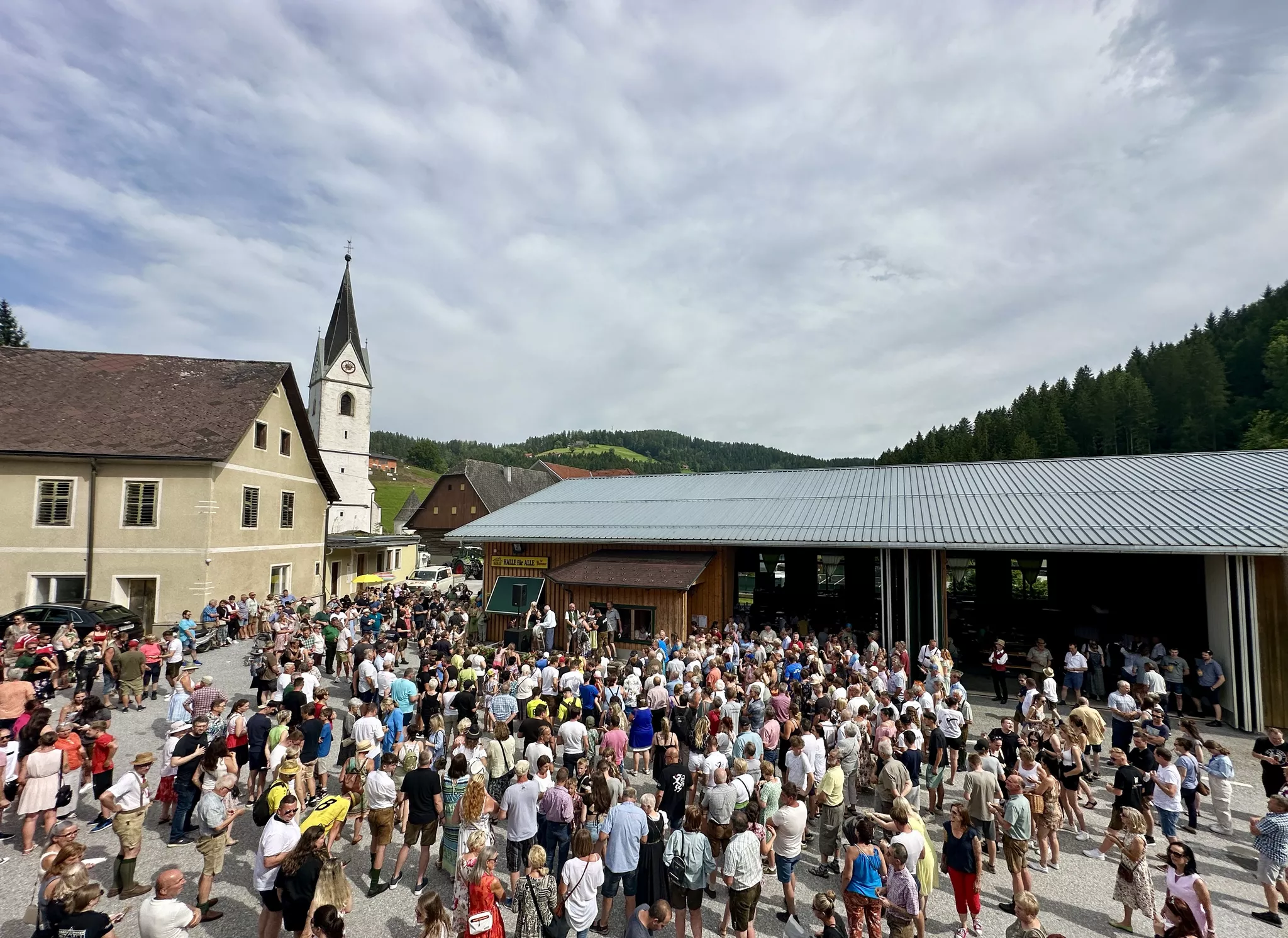Familienfest unter freiem Himmel: Dorfkirtag mit Herz und Heimatgefühl ...
