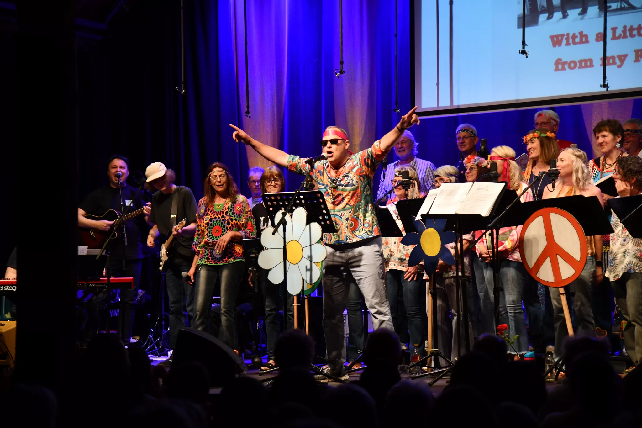 Pop Chor Smile & Band: „Flashback to the 60s“ im Schnopfi-Stadl ...