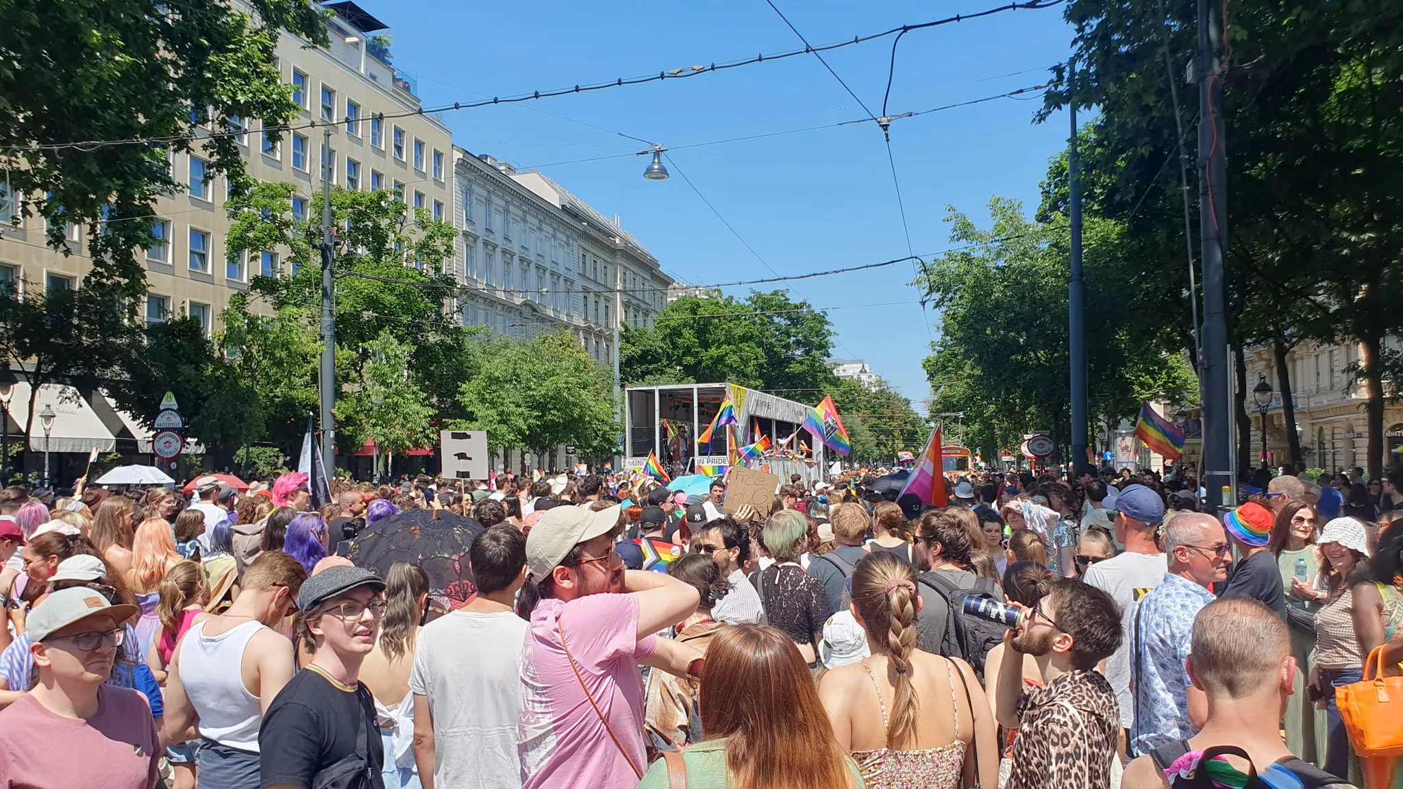 Im Schatten des Grazer Amoklaufs: Unite In Pride: 29. Wiener Regenbogenparade - Wieden