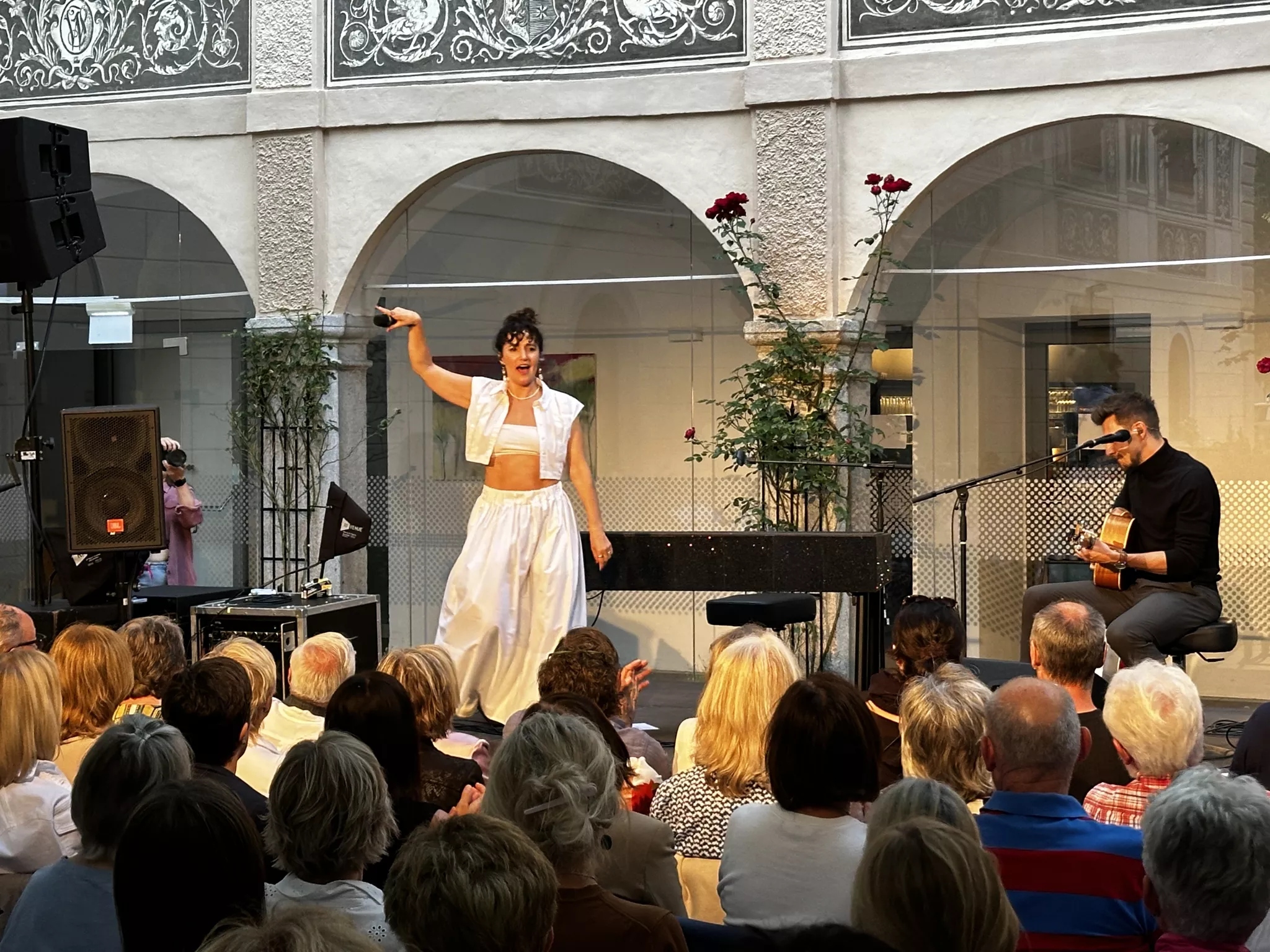 Austro-Musikerin bewegt 400 Gäste: Ina Regen gab Konzert im Schloss ...