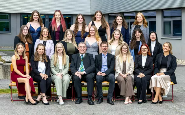 Weiße Fahne gehisst: Schülerinnen der HLW Rohrbach haben die Matura ...