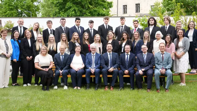 Viele Abschlüsse: HLW/HLK Freistadt machte Maturafotos im Grünen ...