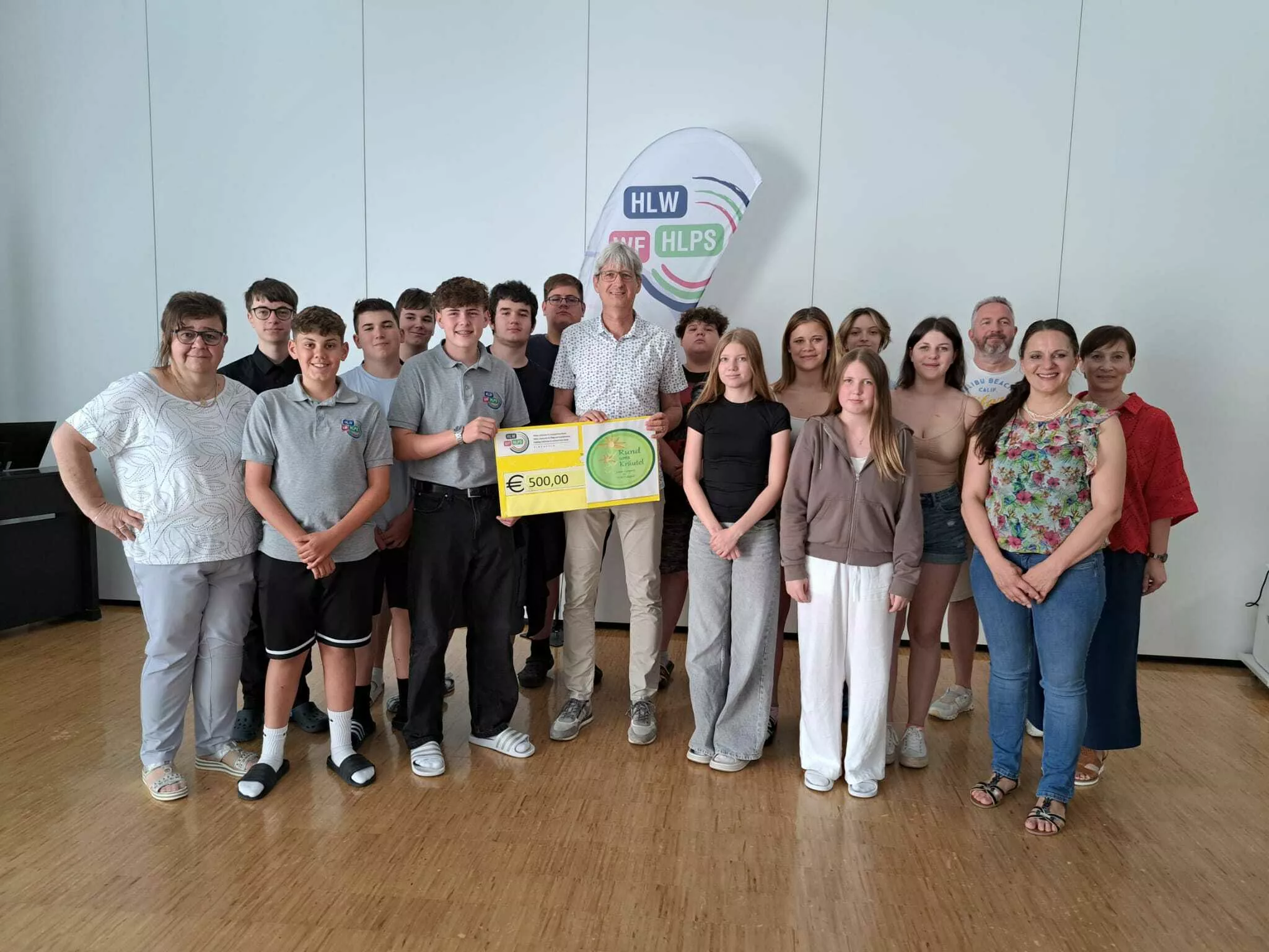 Spendenübergabe mit Herz: Junior Company der 1WF überreicht 500 Euro an ...