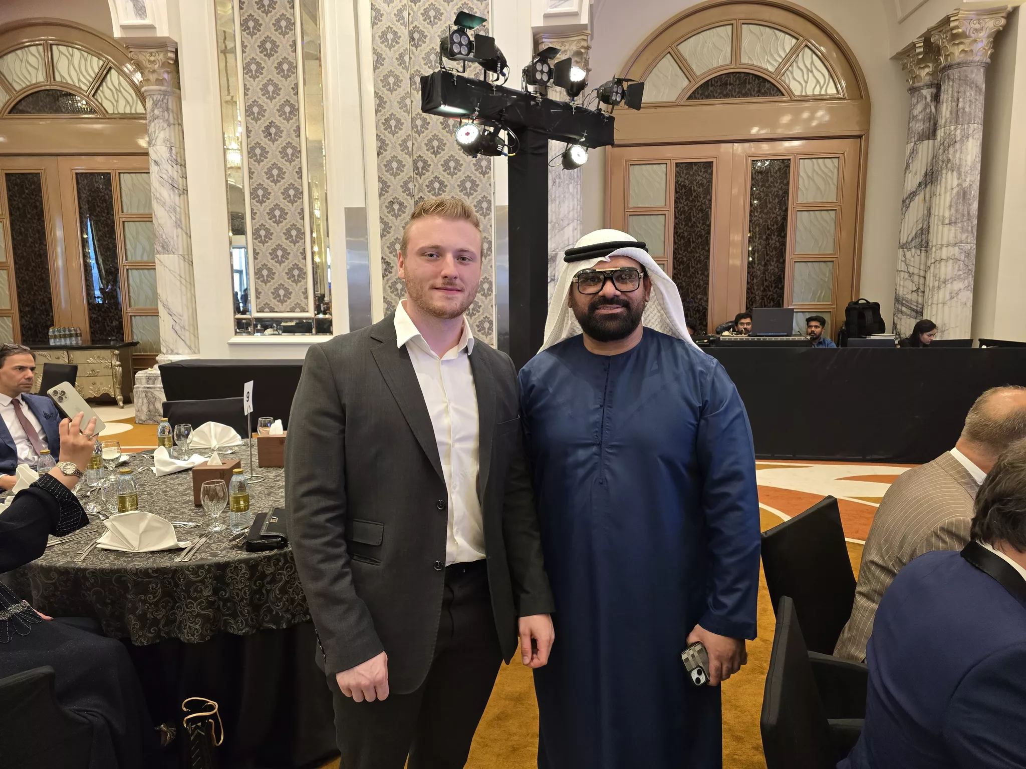 „Exzellente“ Arbeit: Natternbacher Fitnesscoach wird bei riesiger Dubai-Gala geehrt ...