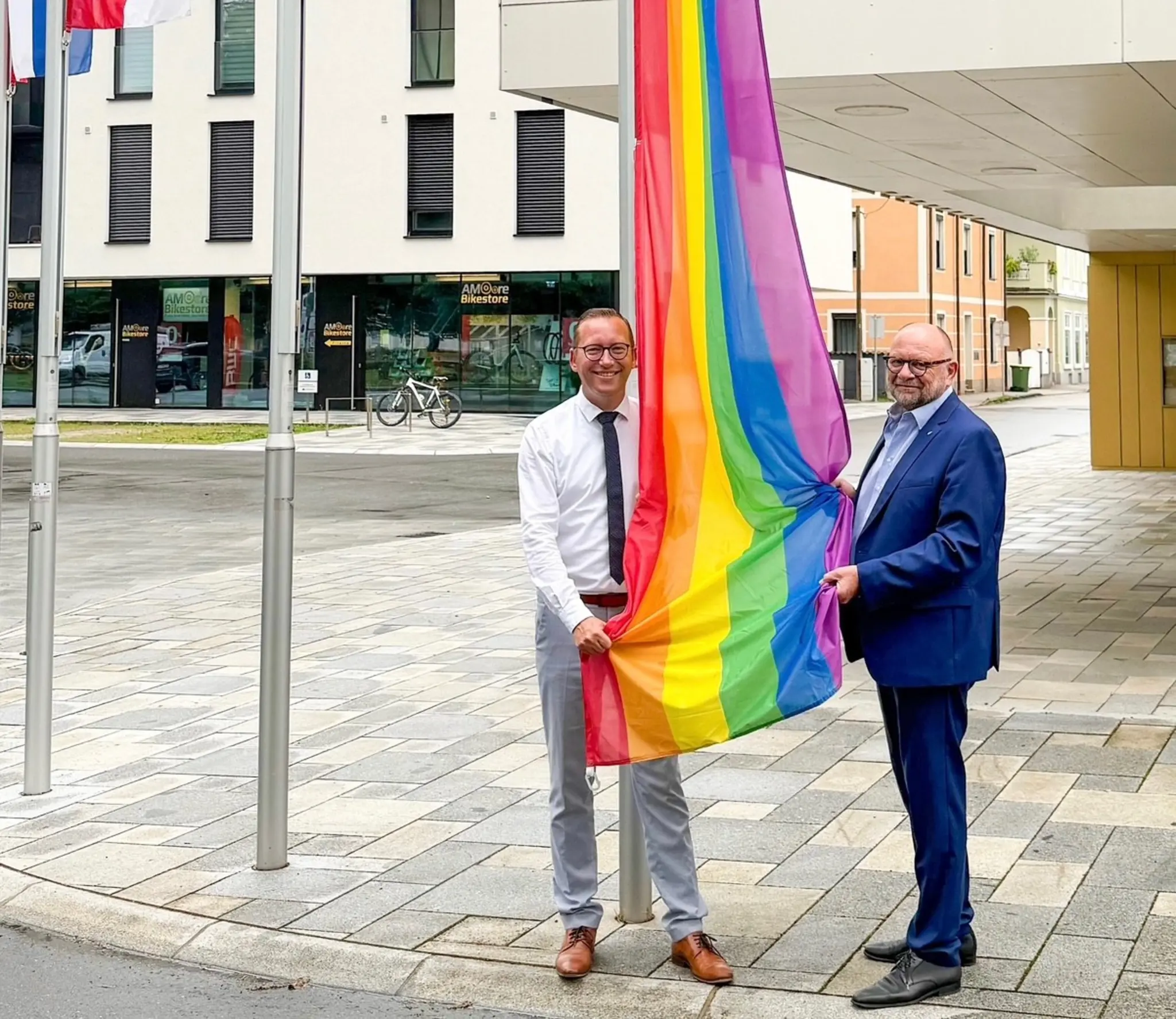 Ein Zeichen für Vielfalt: Oberndorf hisst die Regenbogenfahne zum CSD ...