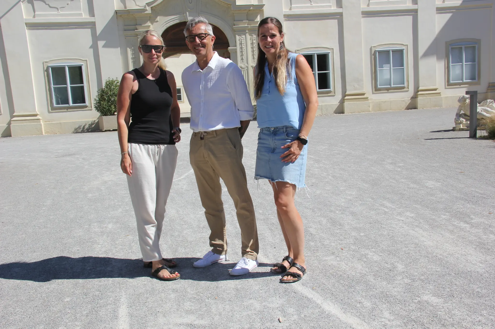 Ein Schloss mit Störchen und Kultur - Gänserndorf