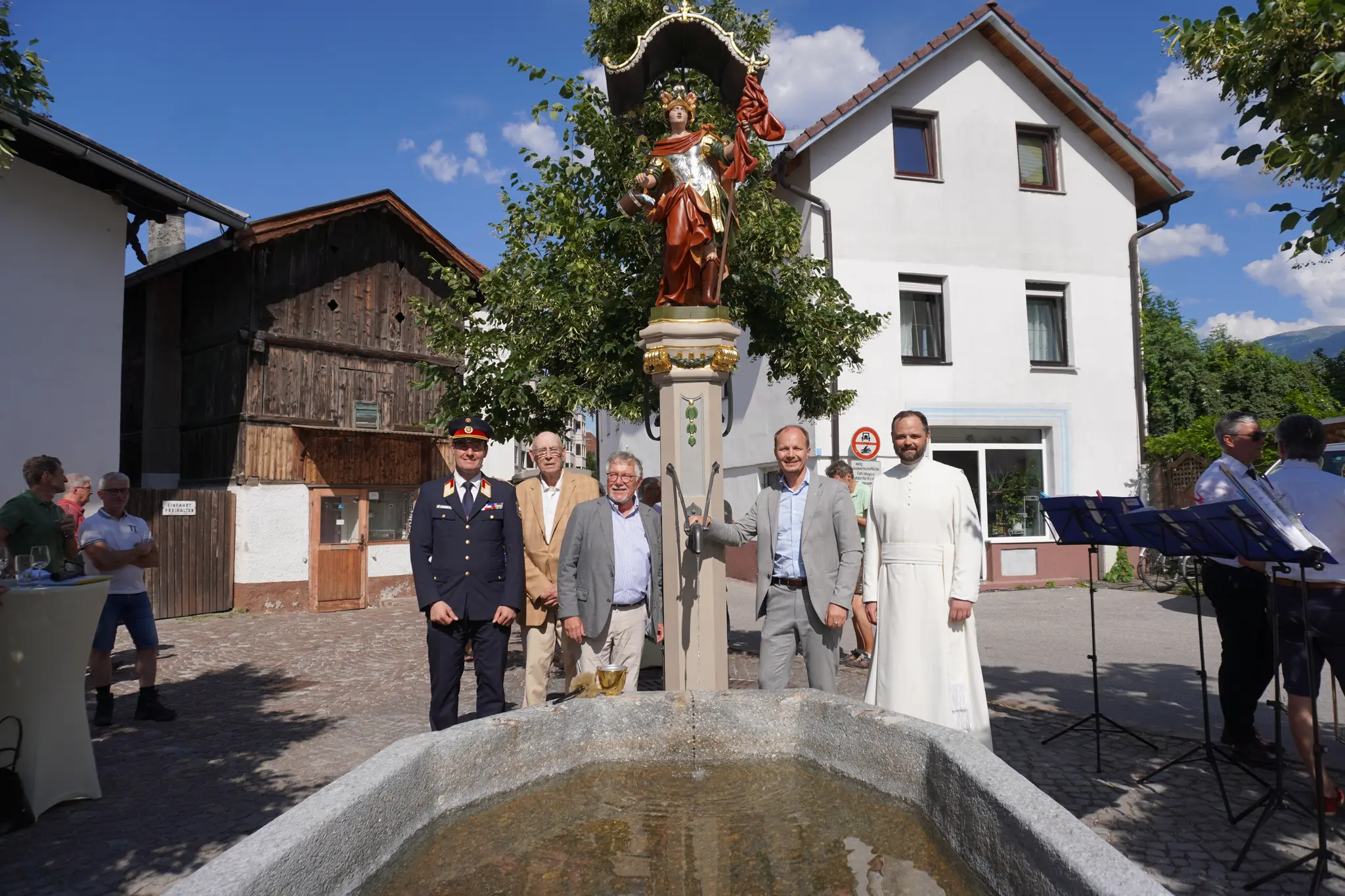 Festakt: In Pradl fließt’s wieder - Dorfbrunnen und Figur sind zurück - Innsbruck