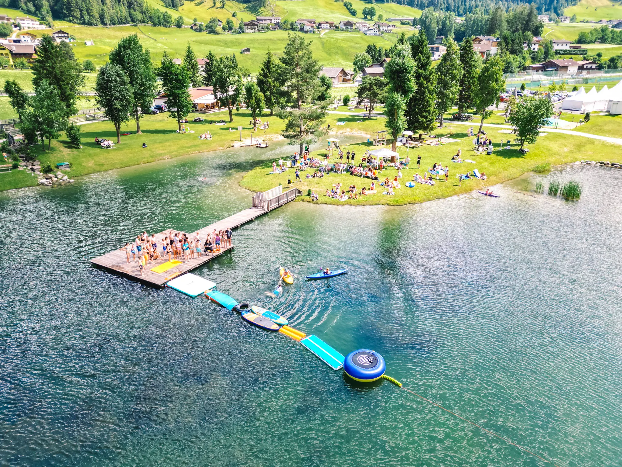 Sprung in die Ferien: "Walk on water"-Challenge am Kampler See - Stubai ...