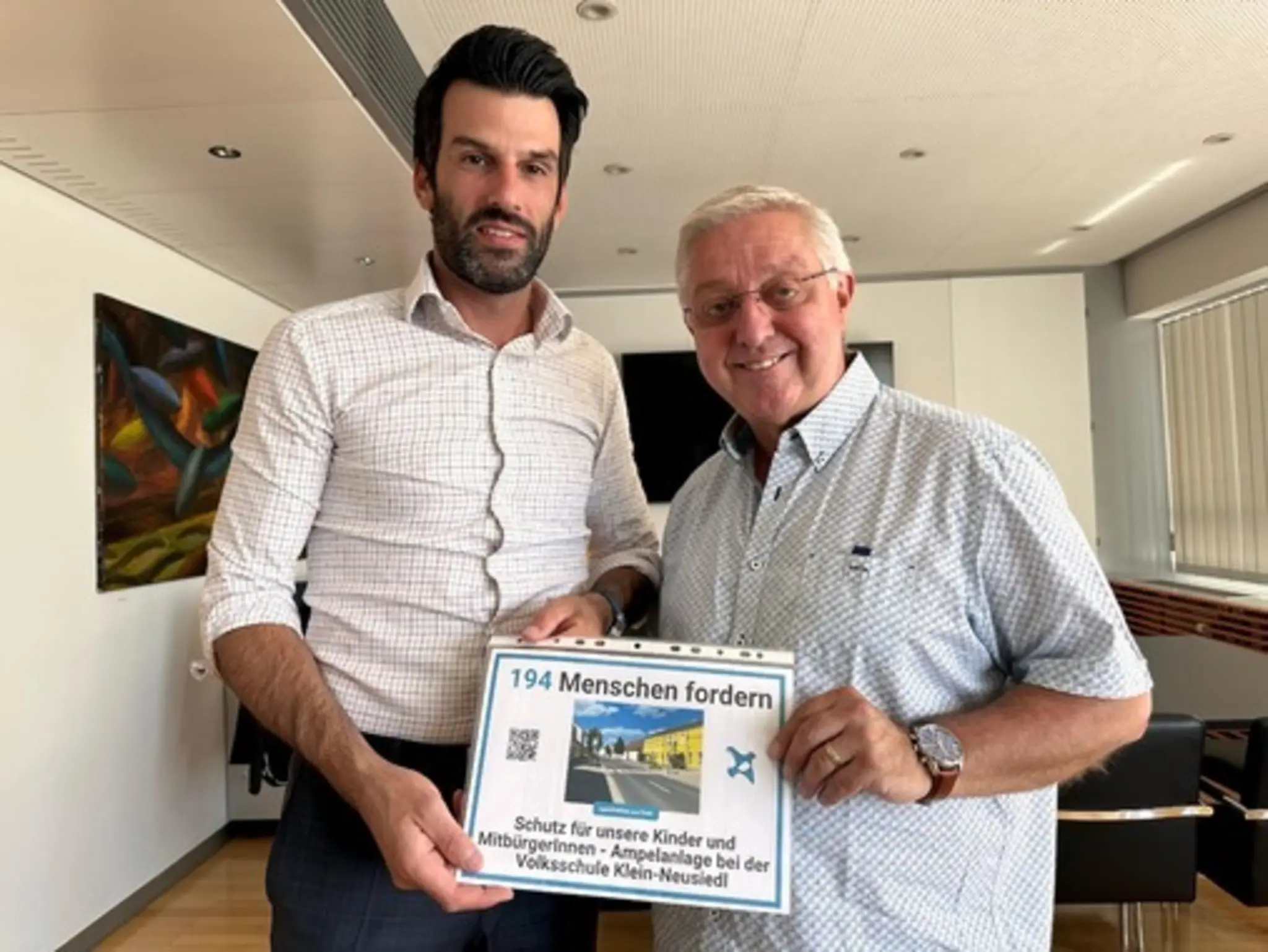 Ampel-Petition: Klein-Neusiedl übergibt Unterschriften an Udo Landbauer ...