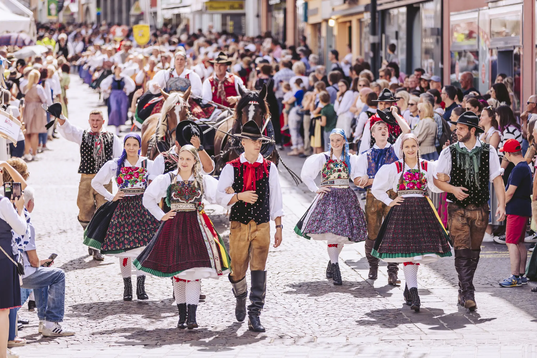 Traditionsumzug am Villacher Kirchtag: Tracht, Takt & Tausende Gäste ...