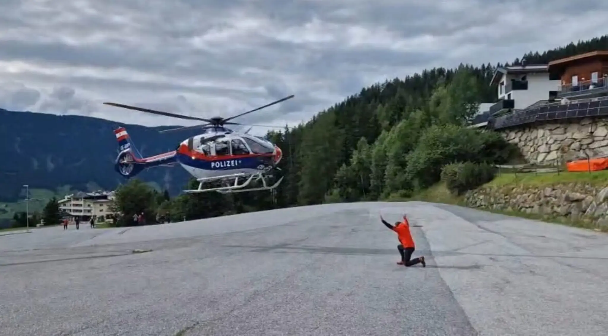 Rettung durch Hubschrauber: In kurzer Hose auf schneebedeckten Gipfel - Tirol