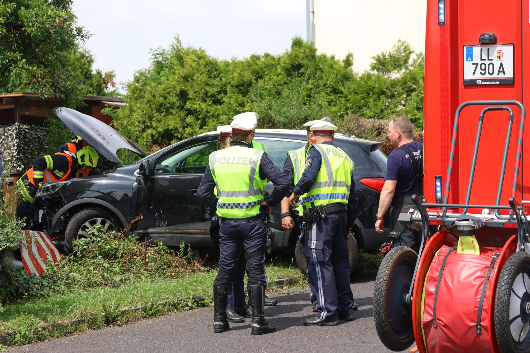 Personenrettung in Traun: Lenker erleidet Notfall – Auto landet im Garten - Linz-Land