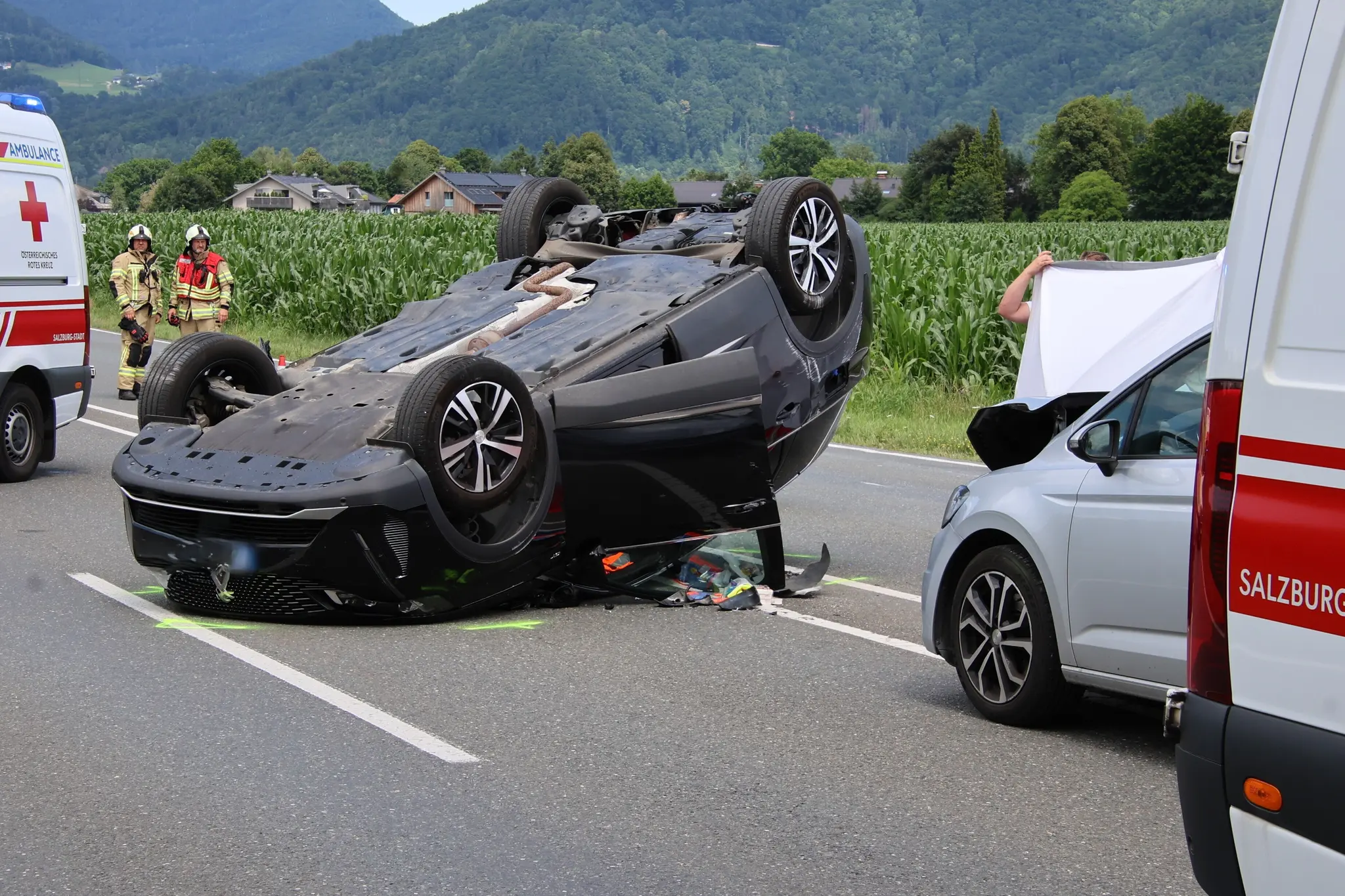 Nach missglückter Wendung: Sechs Verletzte bei Autounfall in Anif - Flachgau
