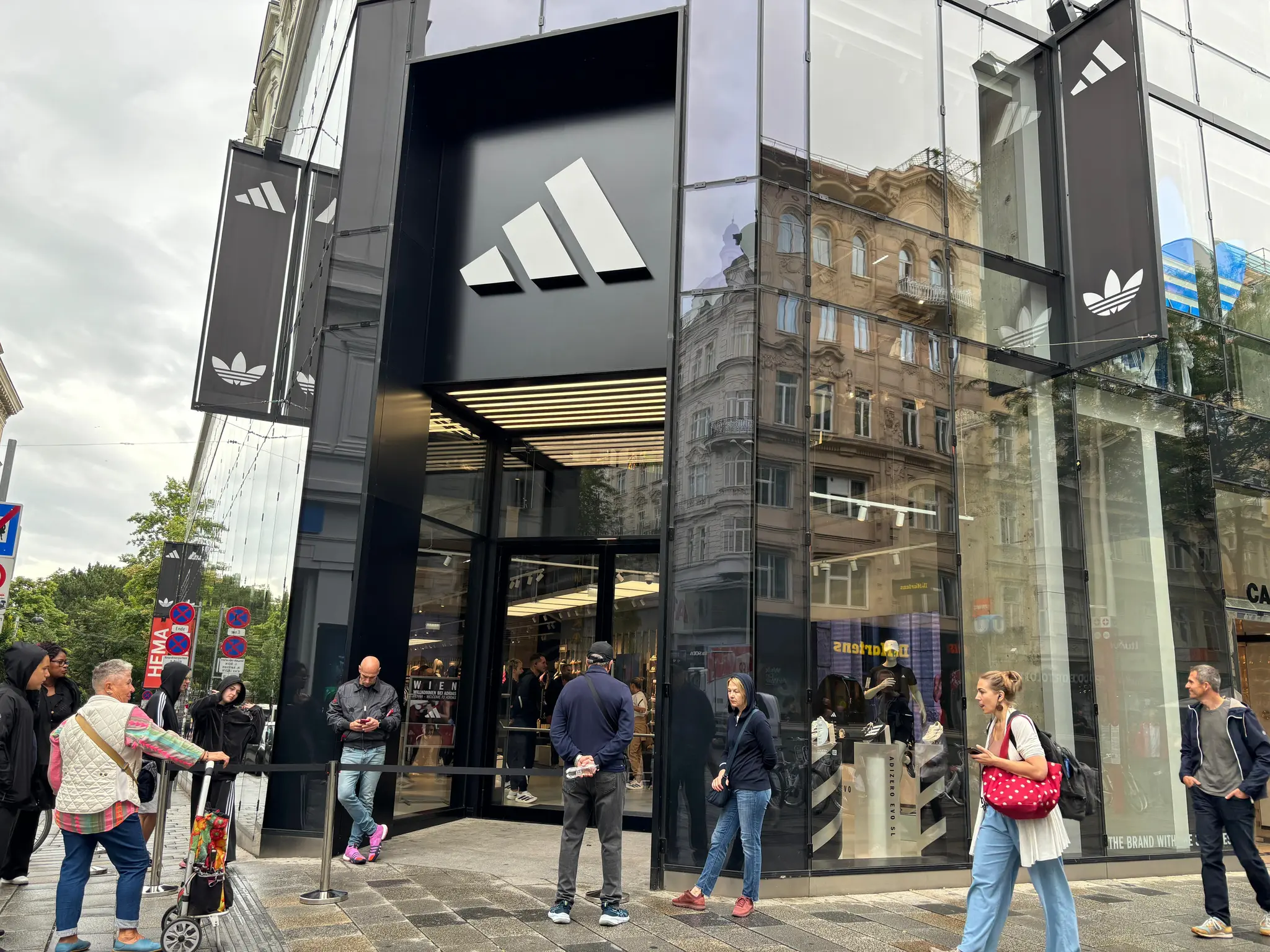 Flagship-Store: "Adidas" feiert Eröffnung auf der Mariahilfer Straße ...