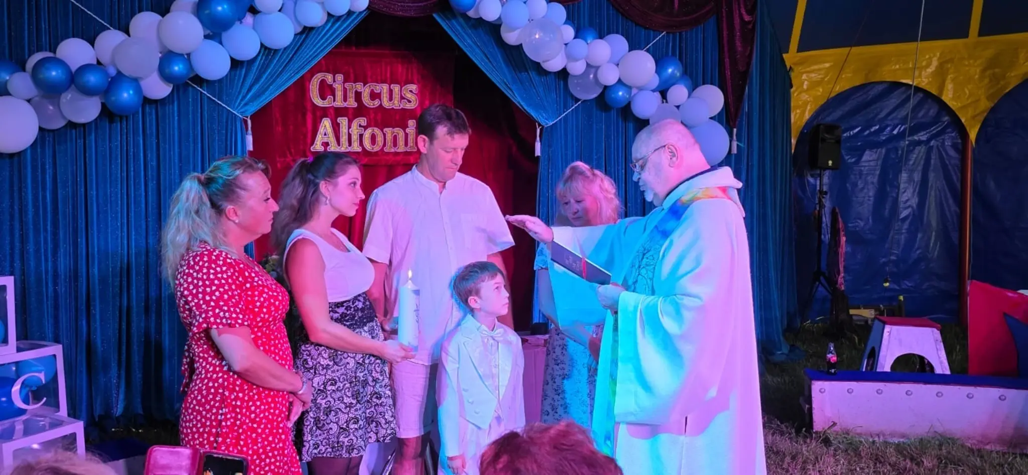 Besonderer Tag im Circus Alfoni: Taufe in der Circus-Manege - Linz