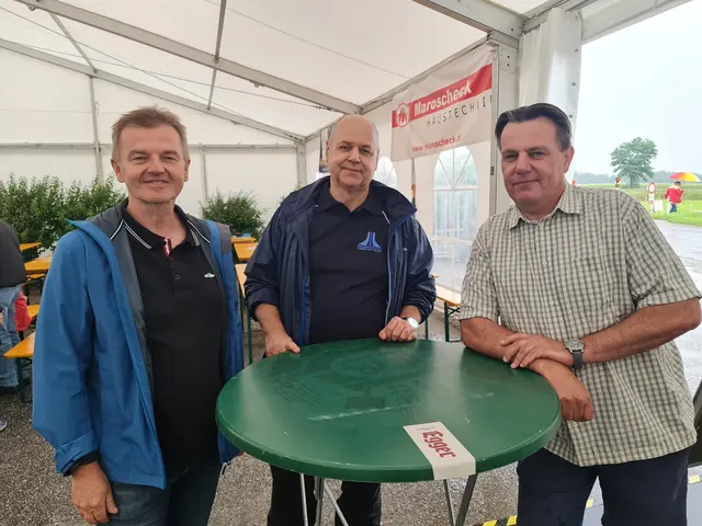Abgehoben: Flugplatzfest Völtendorf begeistert mit fliegenden ...