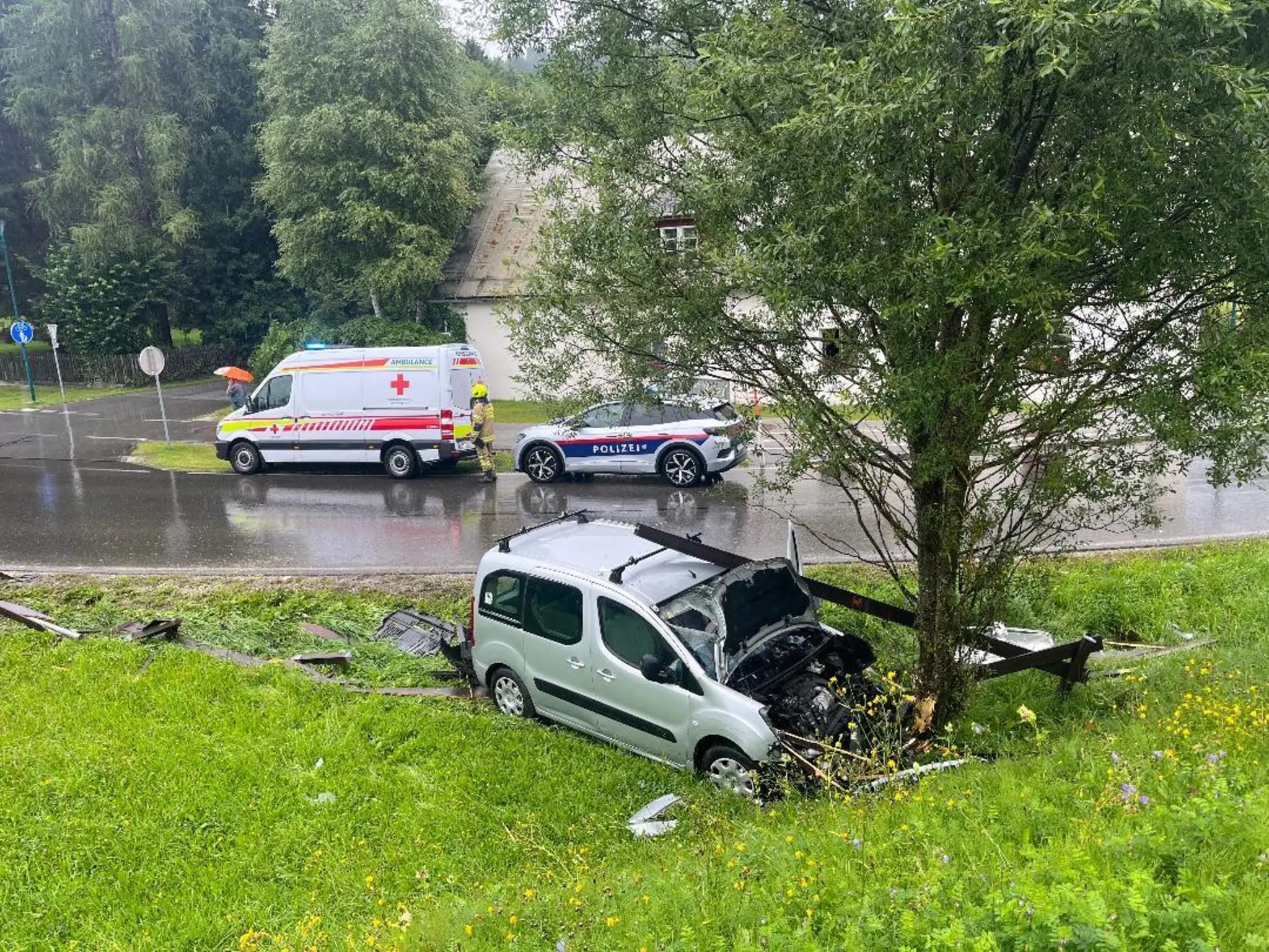 Verkehrsunfall: PKW prallt gegen Baum: Einsatz für Feuerwehr St. Andrä - Lungau
