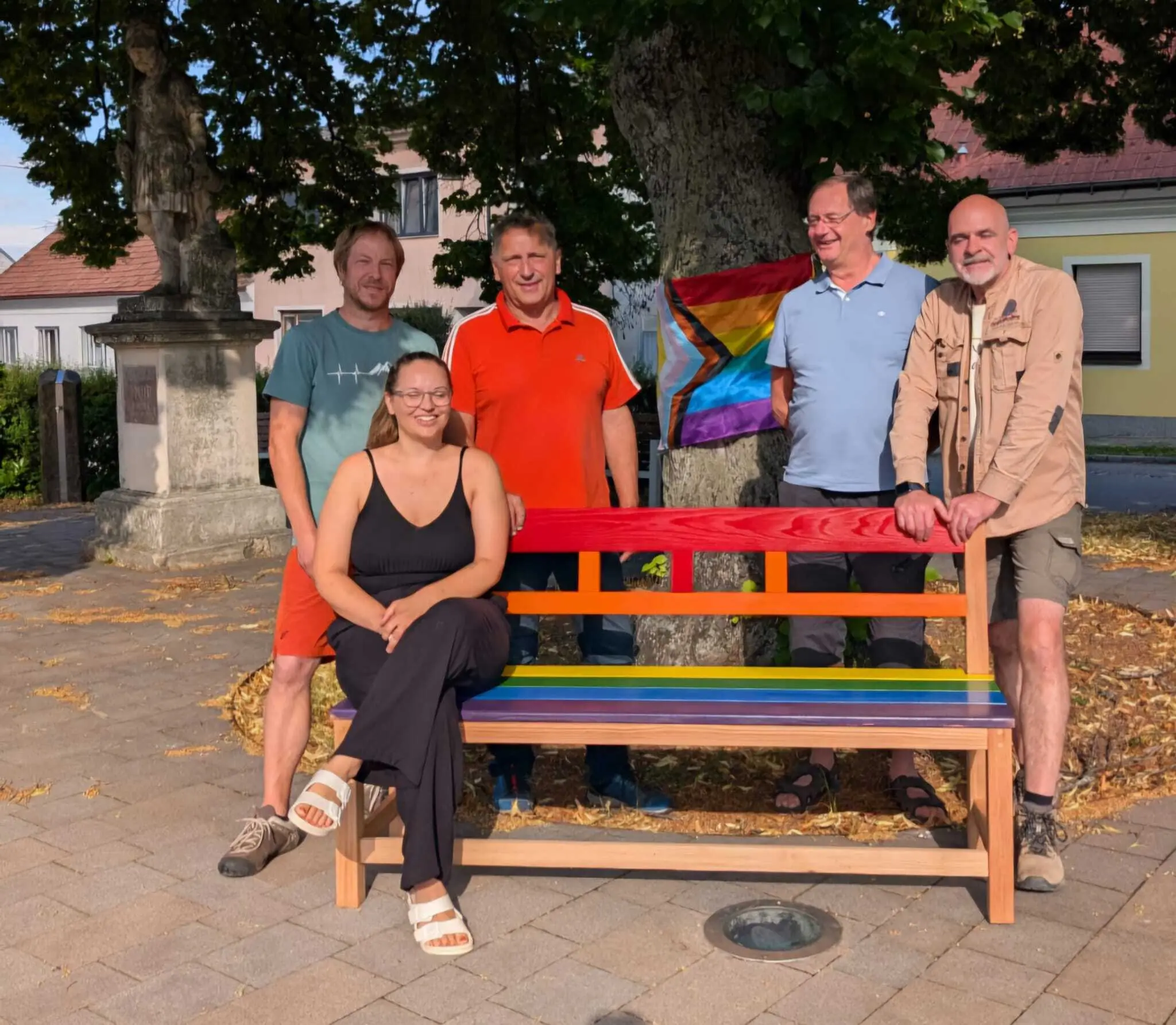 Bunte Zeichen für Toleranz: Zwei Regenbogenbänke für Falkenstein ...