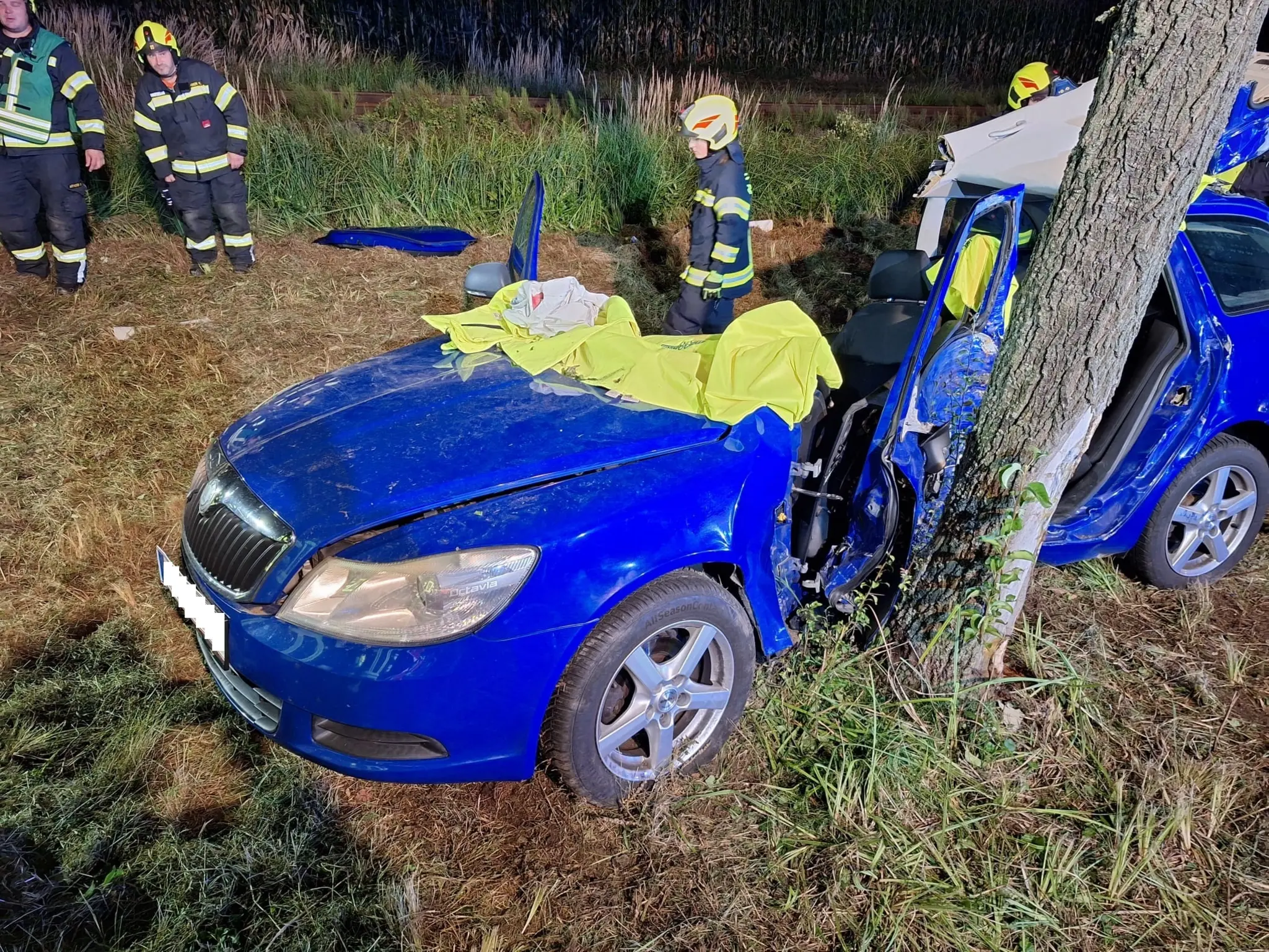 Riedlingsdorf: Auto krachte gegen Baum, Lenker schwer verletzt - Oberwart