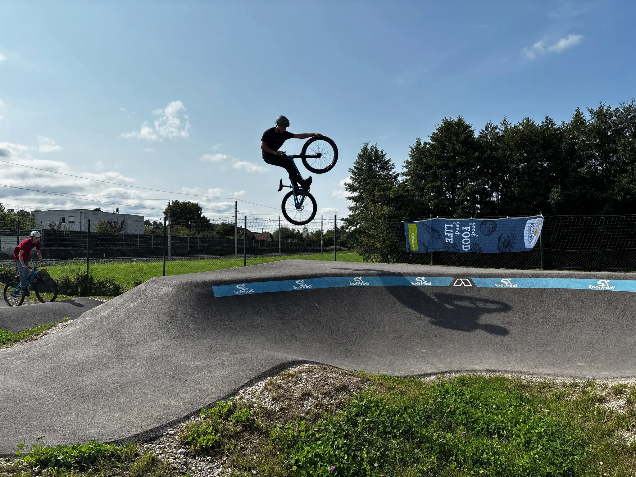 Radprofis zeigten ihr Können: Pumptrack-Show begeisterte Grieskirchen - Grieskirchen & Eferding