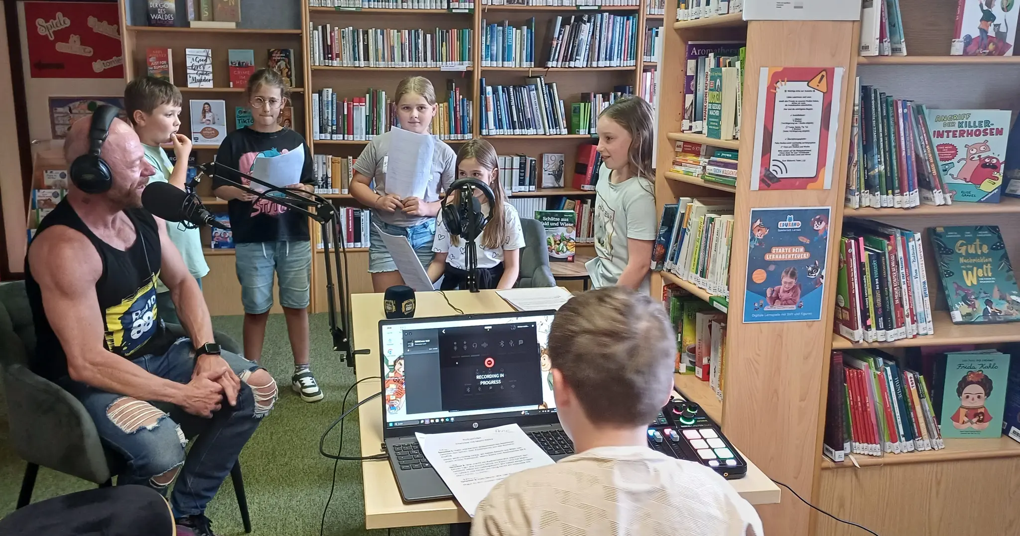Ein Radioprofi zu Gast in der Bücherei Kopfing: Mario Batka begeistert Kinder der Lese-AG ...
