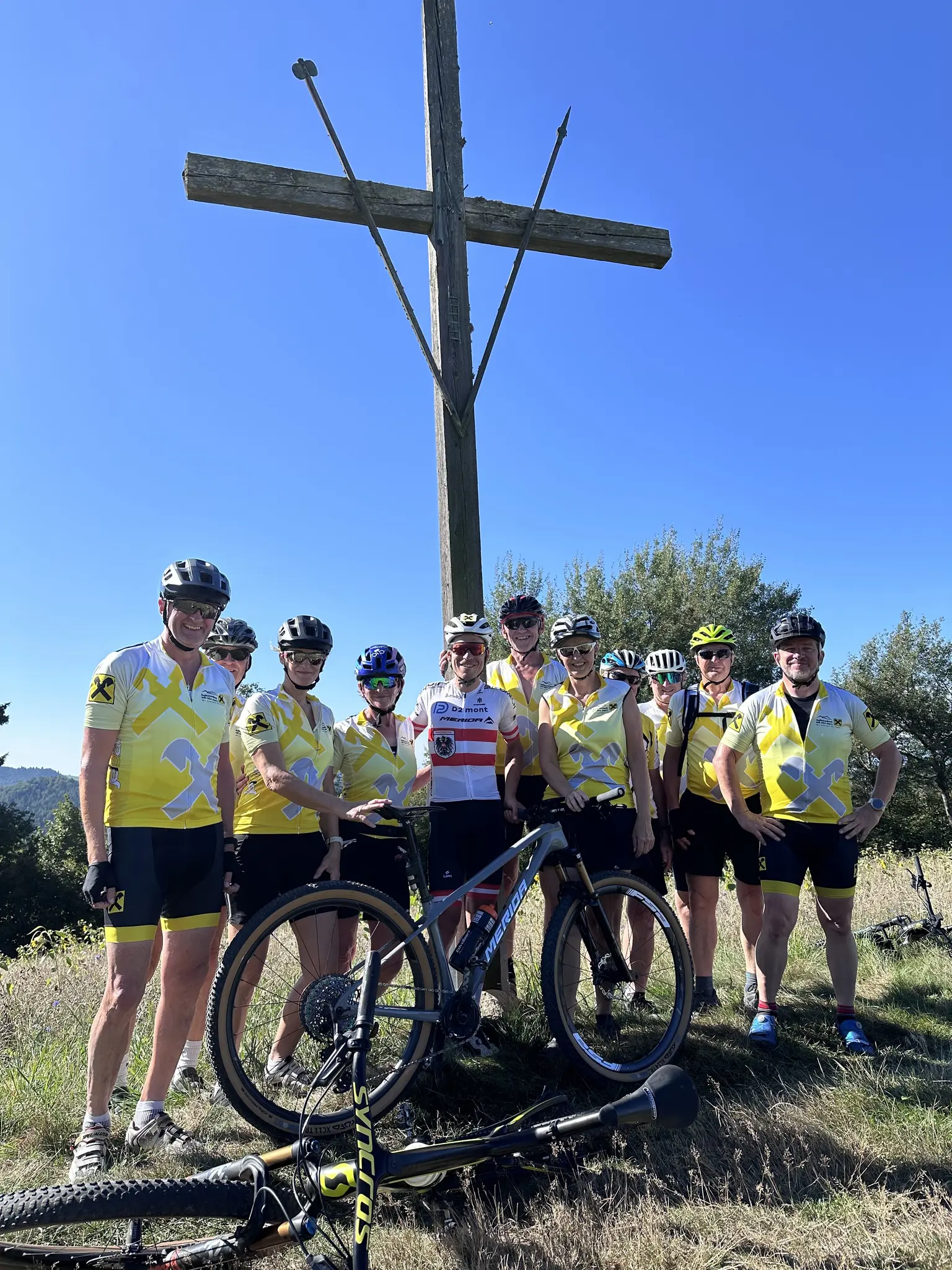 Bucklige Welt: Staatsmeister Hermann Pernsteiner fuhr mit Raika-Bikern - Neunkirchen